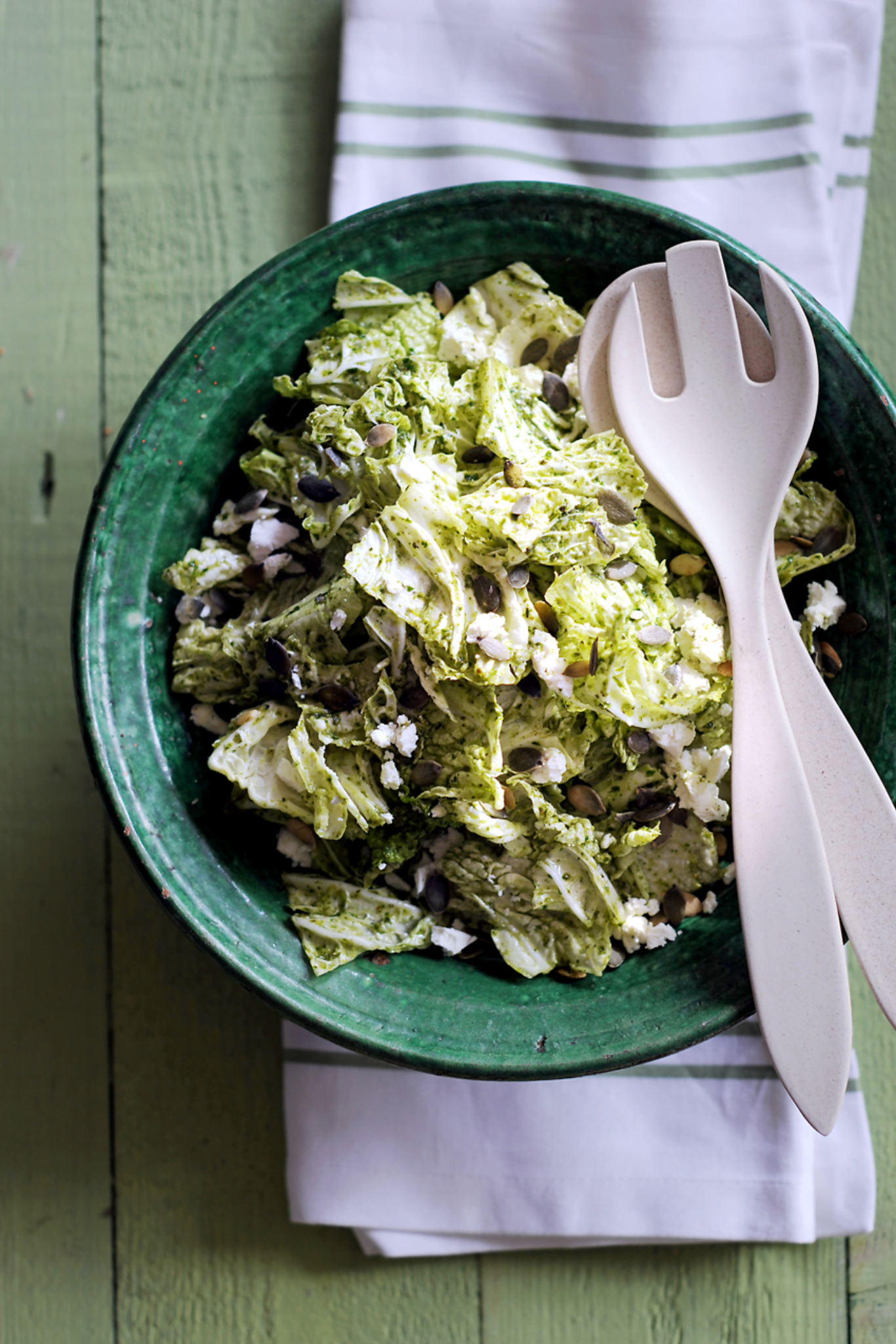 chinese koolsalade met peterselie-pestodressing | delicious.magazine