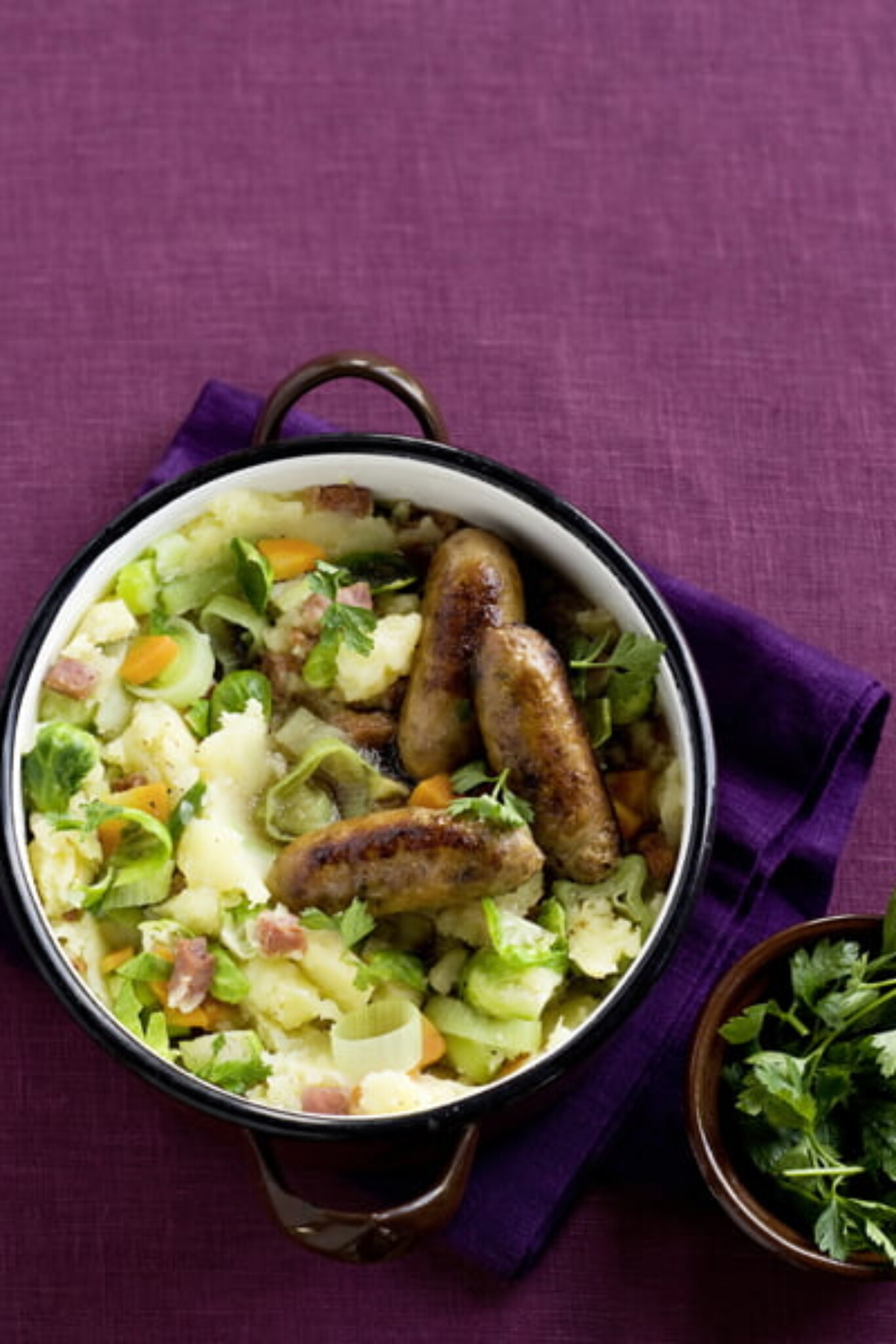 'stoemp' van spruitjes met worstjes | deliciousmagazine.nl