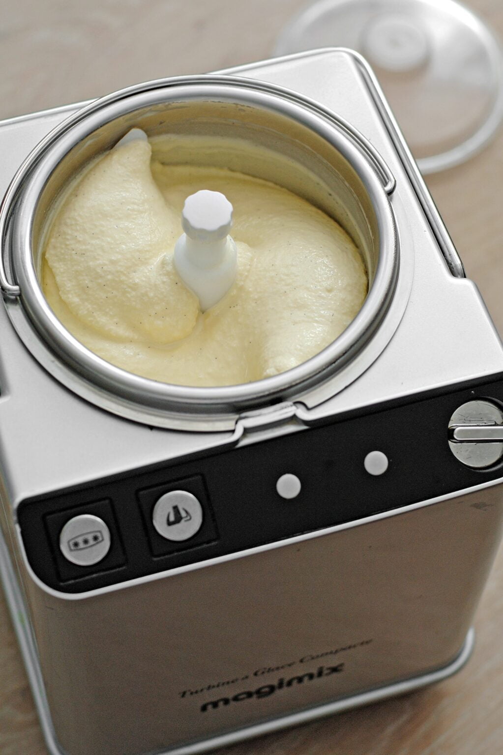 zo maak je zelf het allerlekkerste vanille-ijs | delicious.magazine