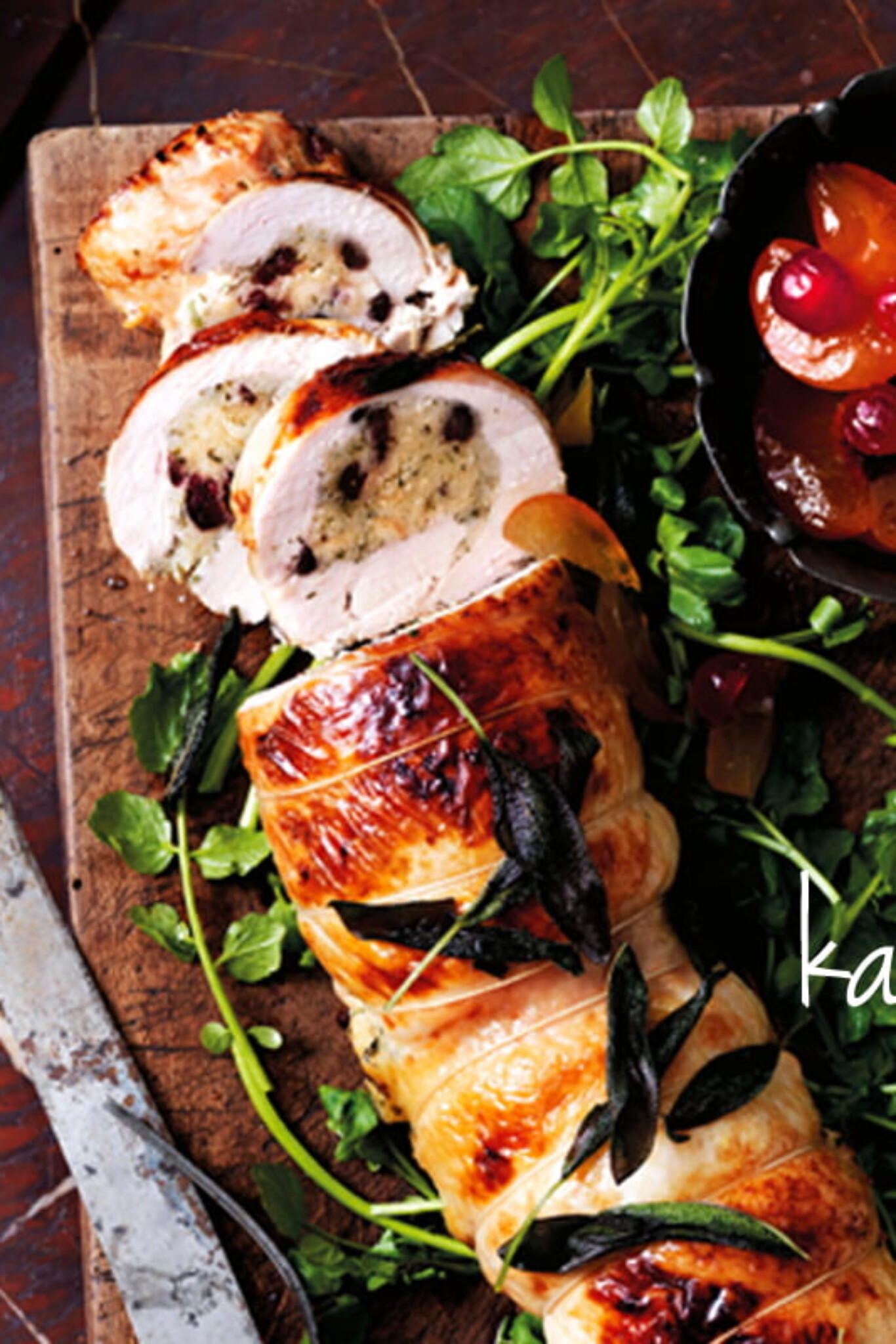 kalkoenrollade met cranberry's, salie en peterselie | delicious.magazine