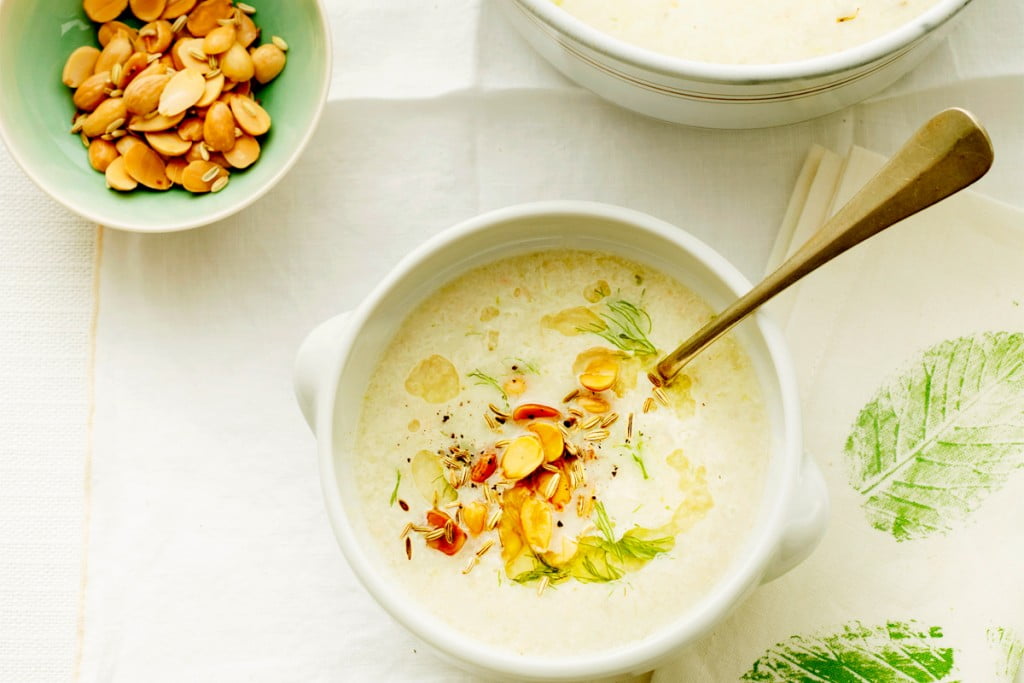 venkelsoep met amandelen en gekruide lamsrollade met munt | delicious ...