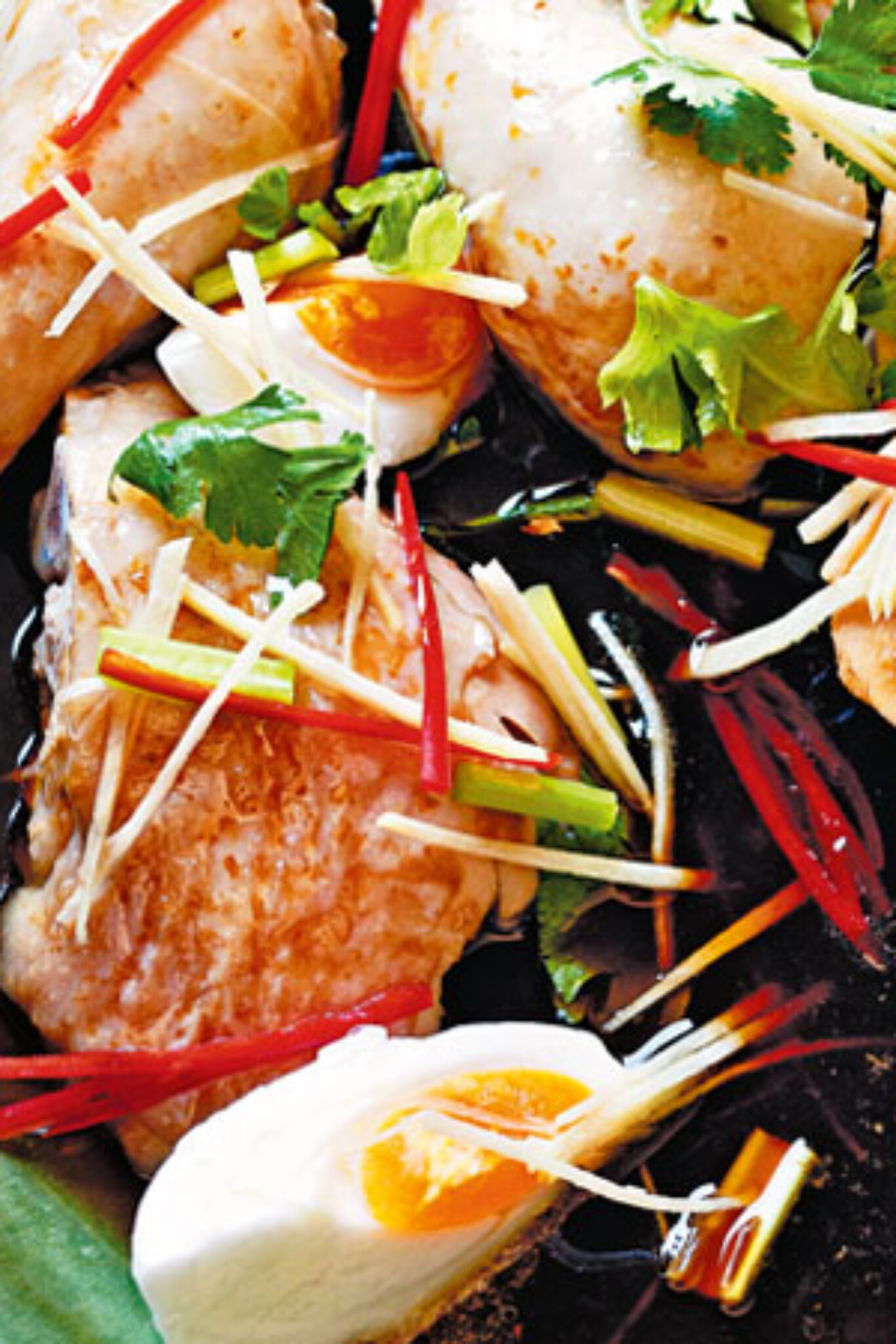 dronken kip met gezouten eendenei in salade