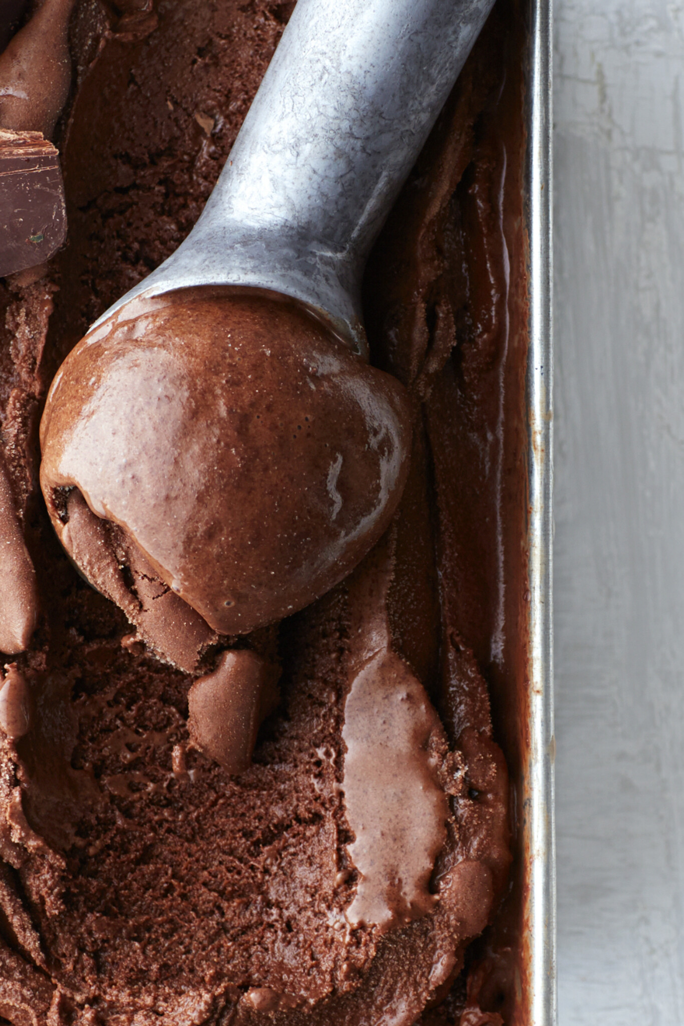 chocolade-ijs met koffie en chocolate chip cookies | delicious.magazine