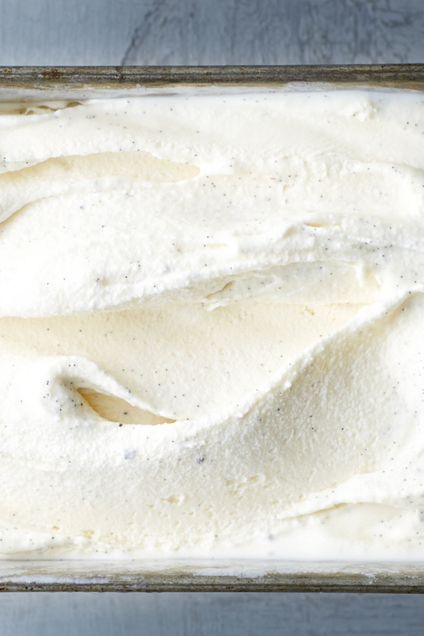 vanille-ijs met crêpes suzette en perzik | delicious.magazine