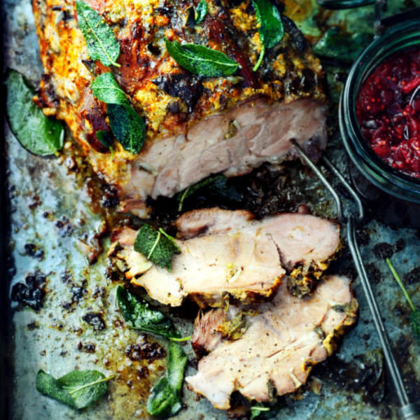 gestoofde varkensschouder met abrikozen en salie | delicious.magazine