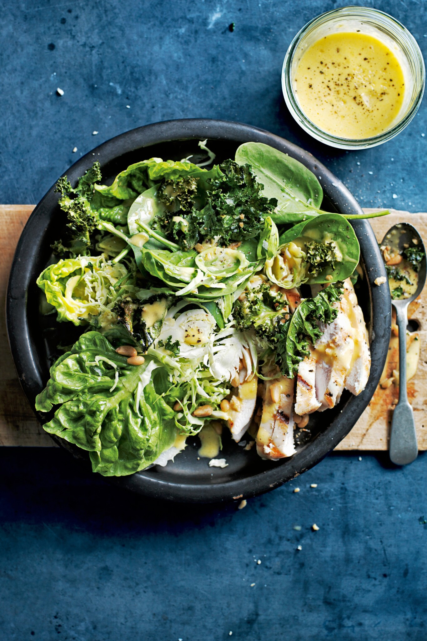 6x caesar salade recept - de klassieker met een twist | delicious.magazine