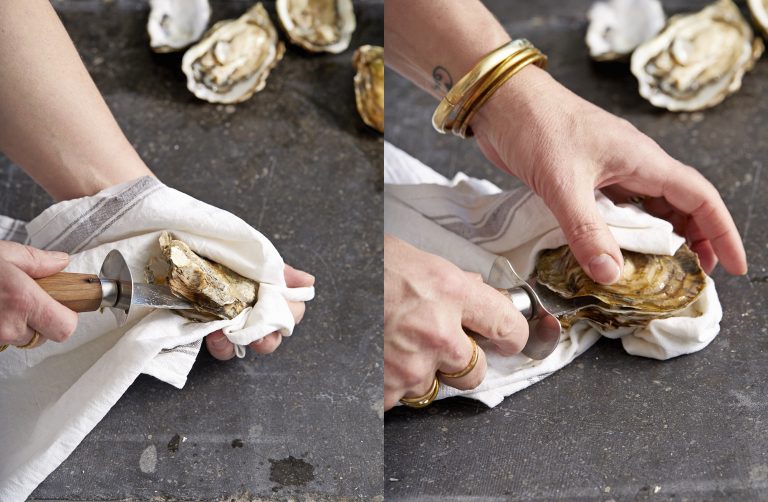 Stap voor stap oesters openen | delicious. magazine