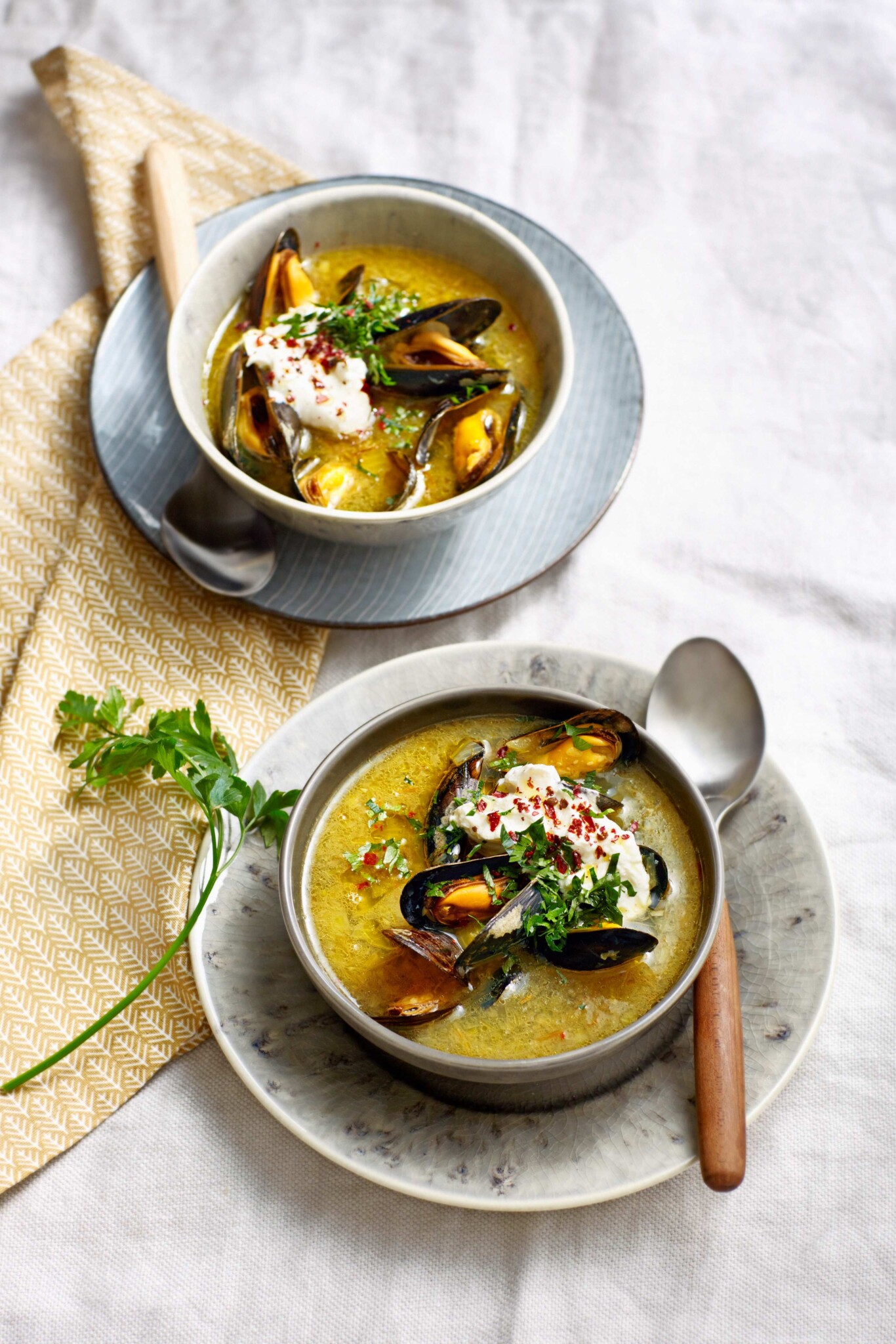 mosselsoep met saffraan, knoflook, hangop en sumak | delicious.magazine
