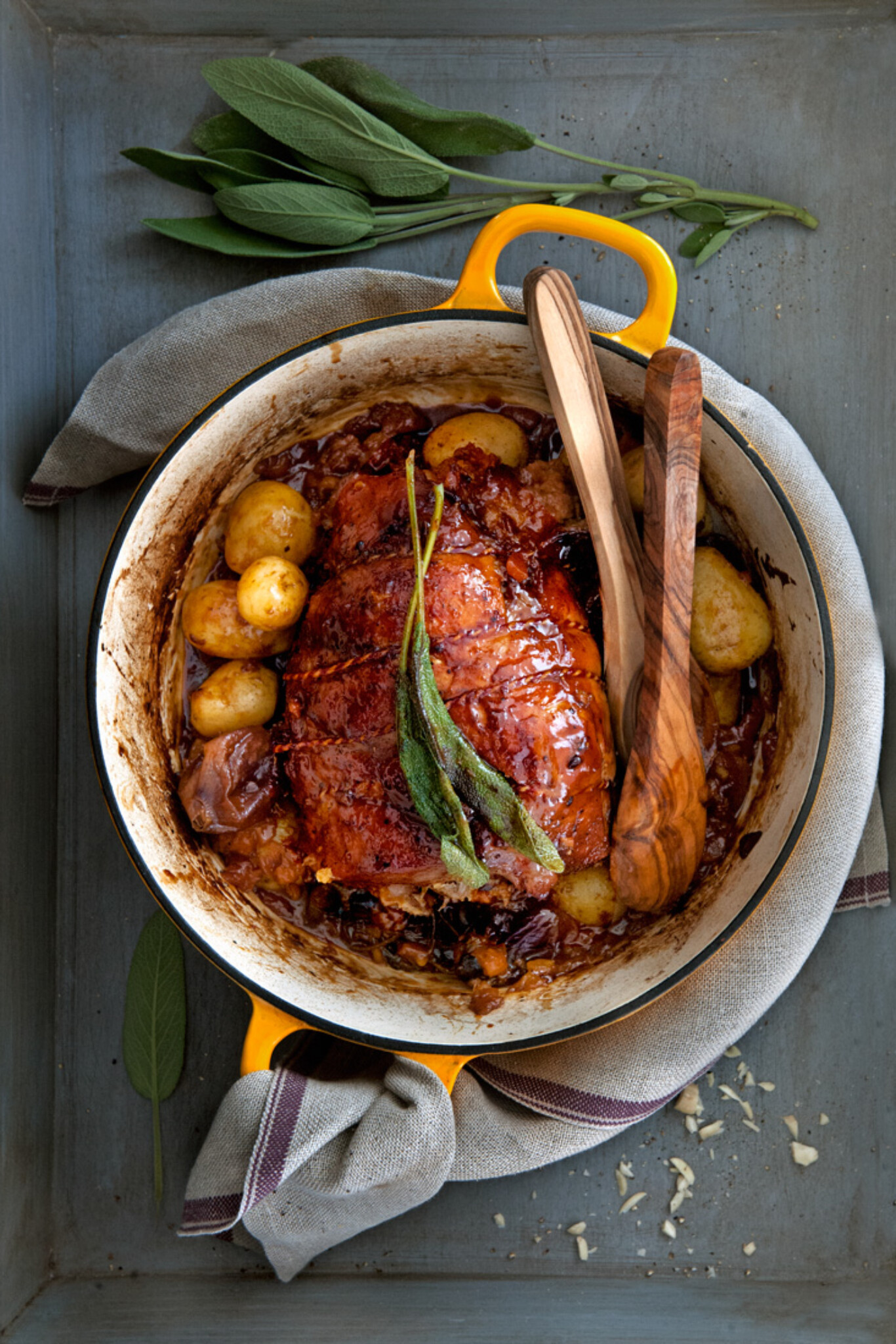 gestoofde varkensschouder met abrikozen en salie | delicious.magazine