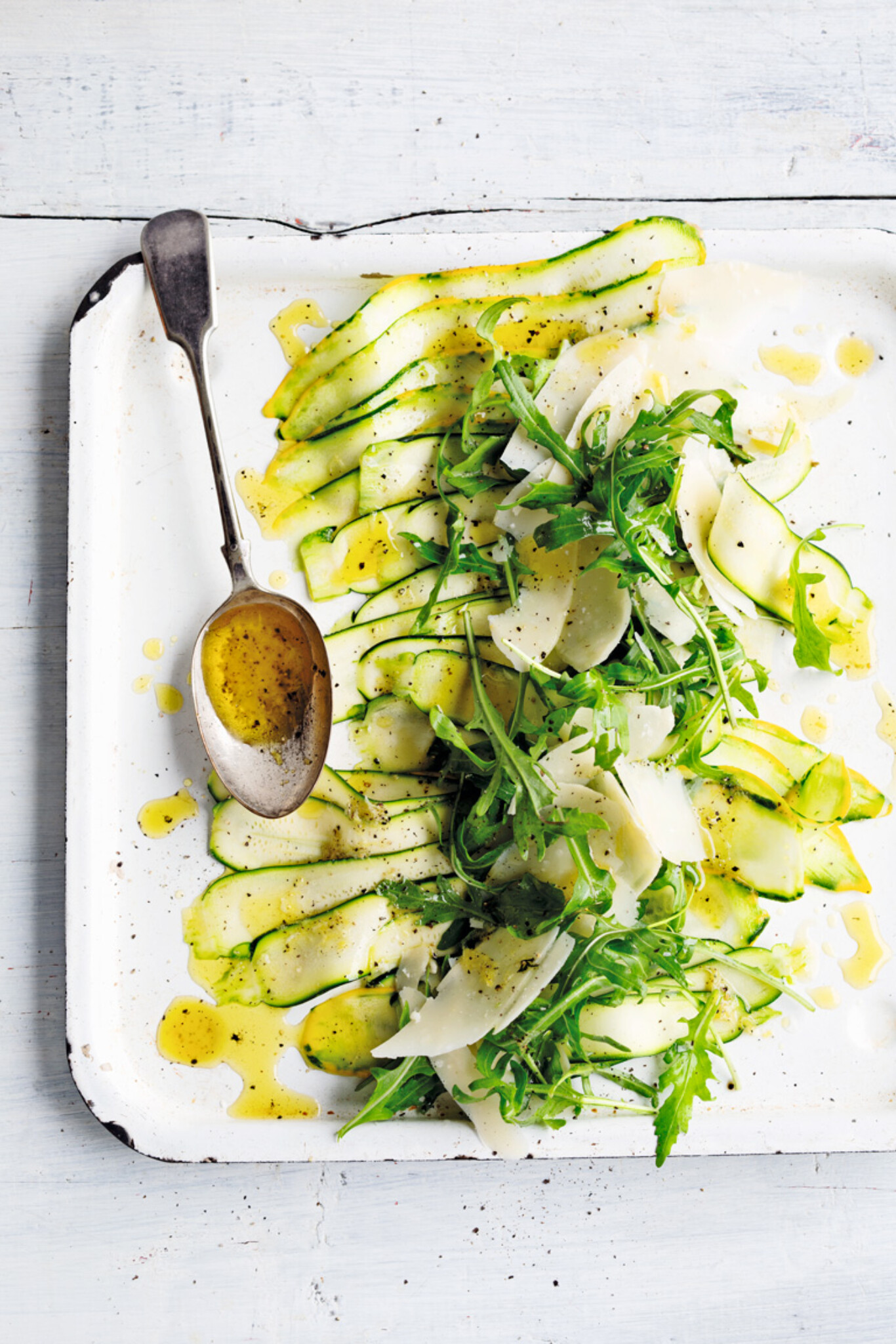 carpaccio van courgette met citroen | delicious.magazine