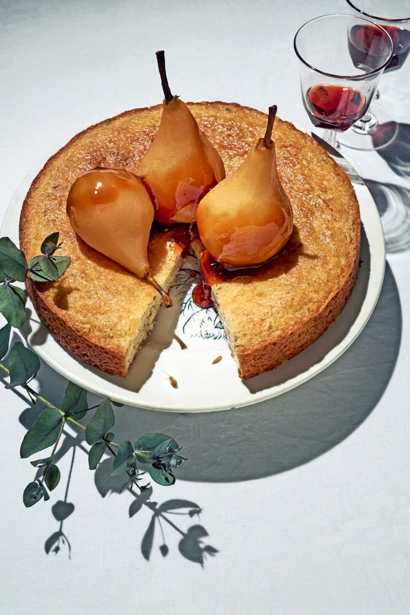 amandelkoek met venkelzaad en stoofpeertjes | delicious.magazine
