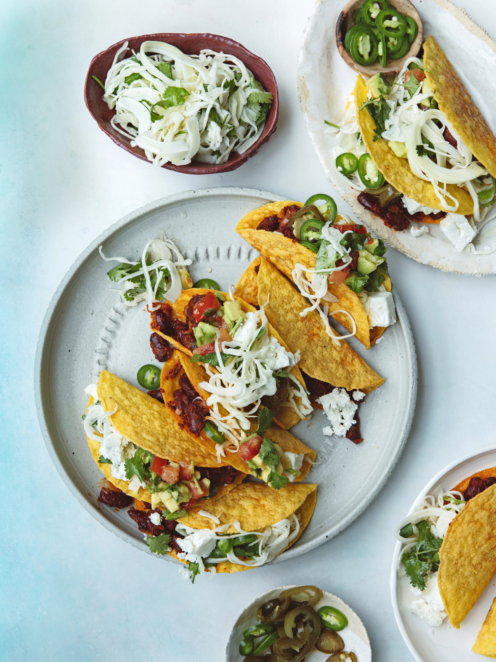 Taco’s met witte-koolsla, bonen & tomatensalsa | delicious.magazine