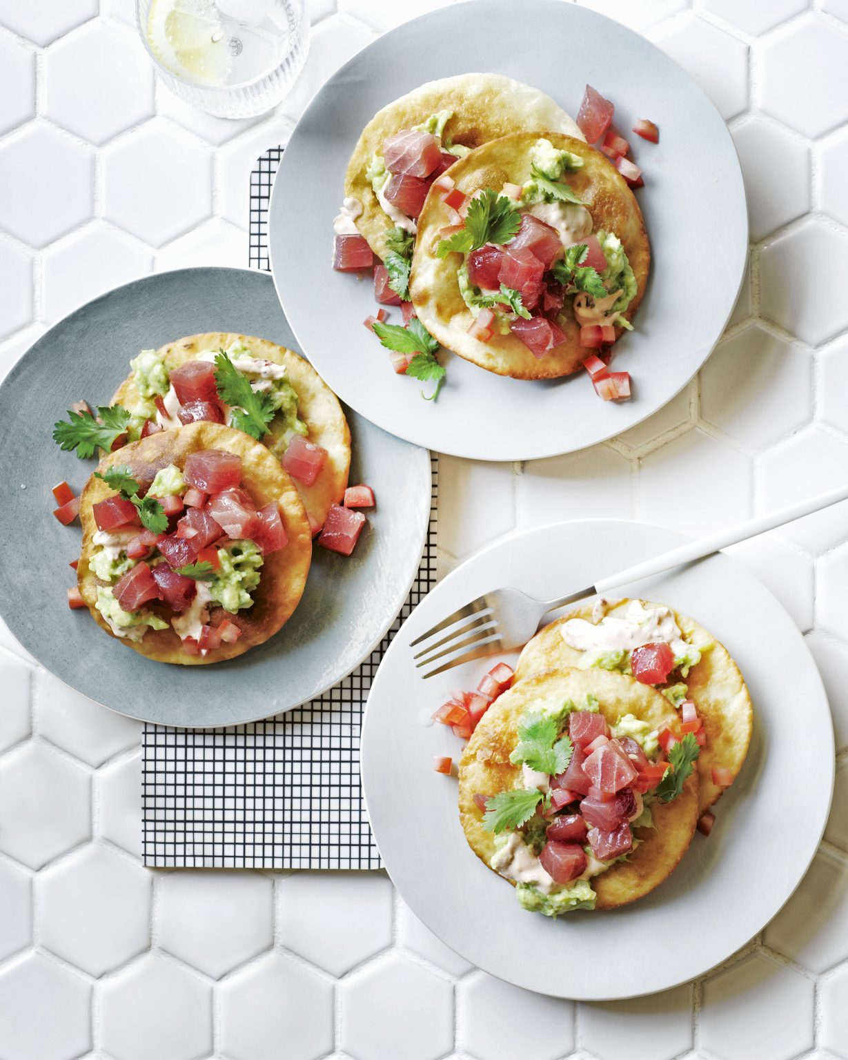 tostadas met tonijn en jalapeño-guacamole | delicious.magazine