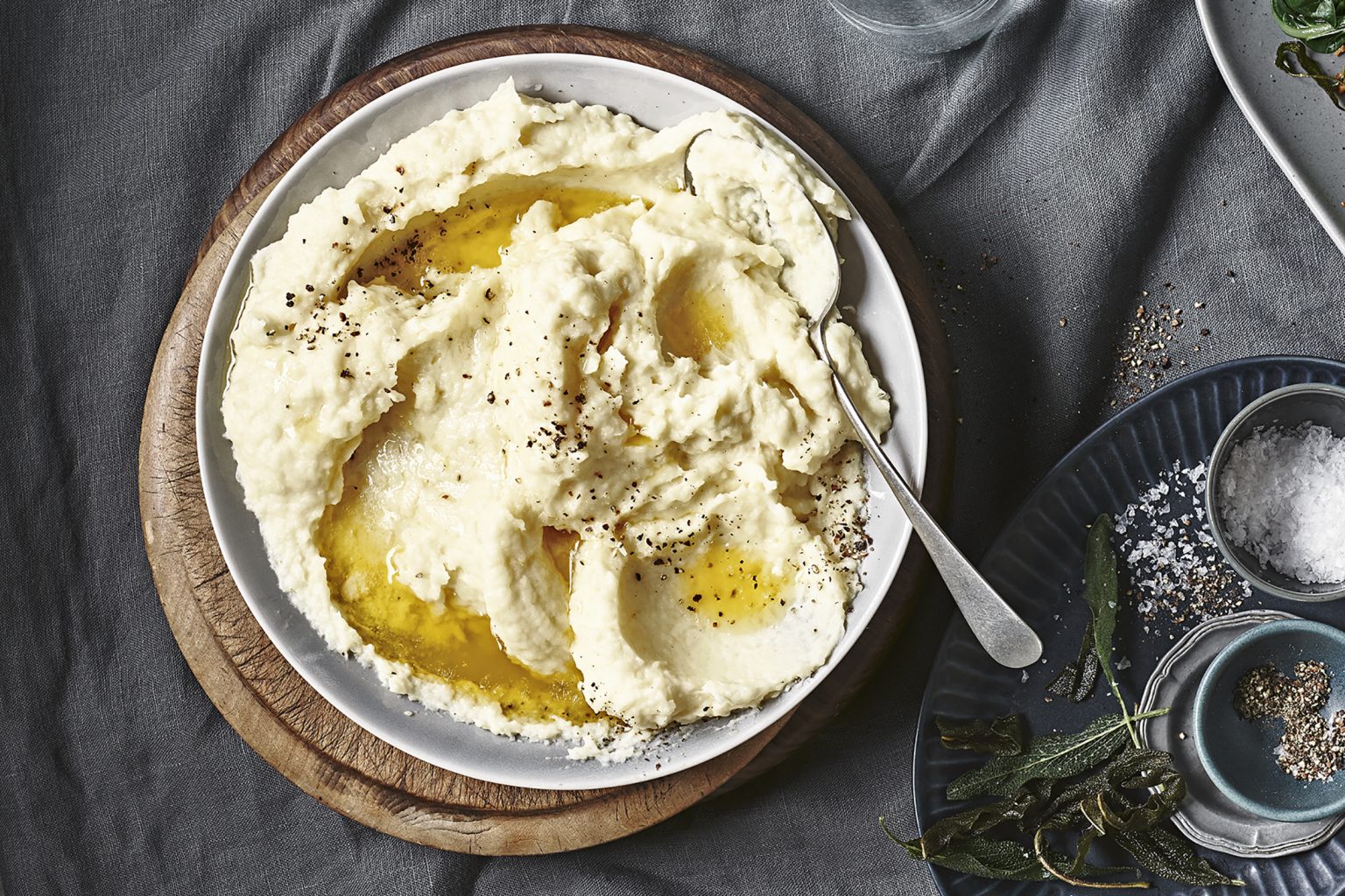 aardappel-pastinaakpuree met zure room | delicious.magazine
