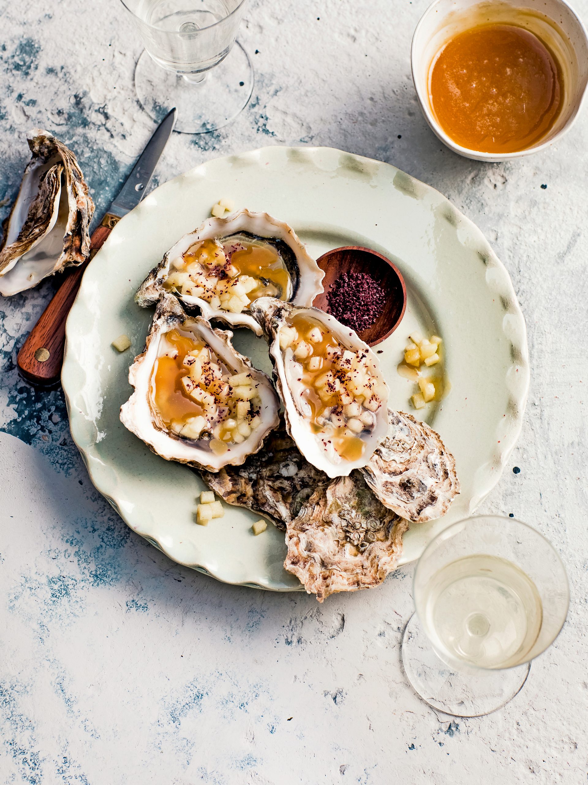 De verschillende soorten oesters op een rij | delicious.magazine