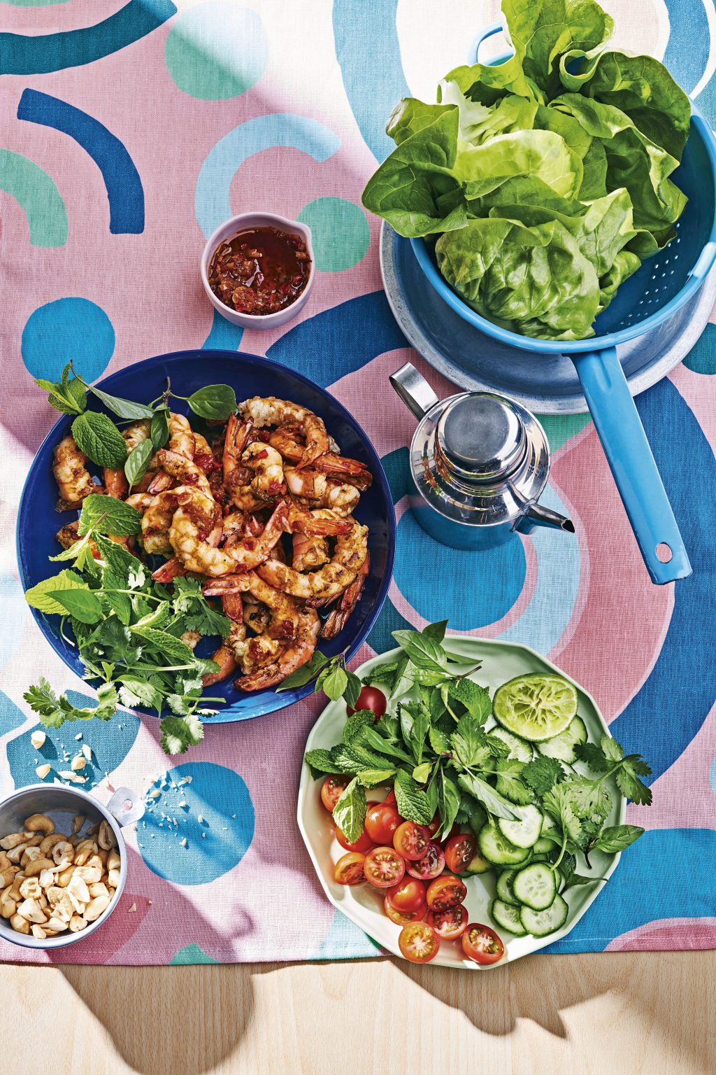 garnalensalade met cashews & limoendressing met sjalot | delicious.magazine