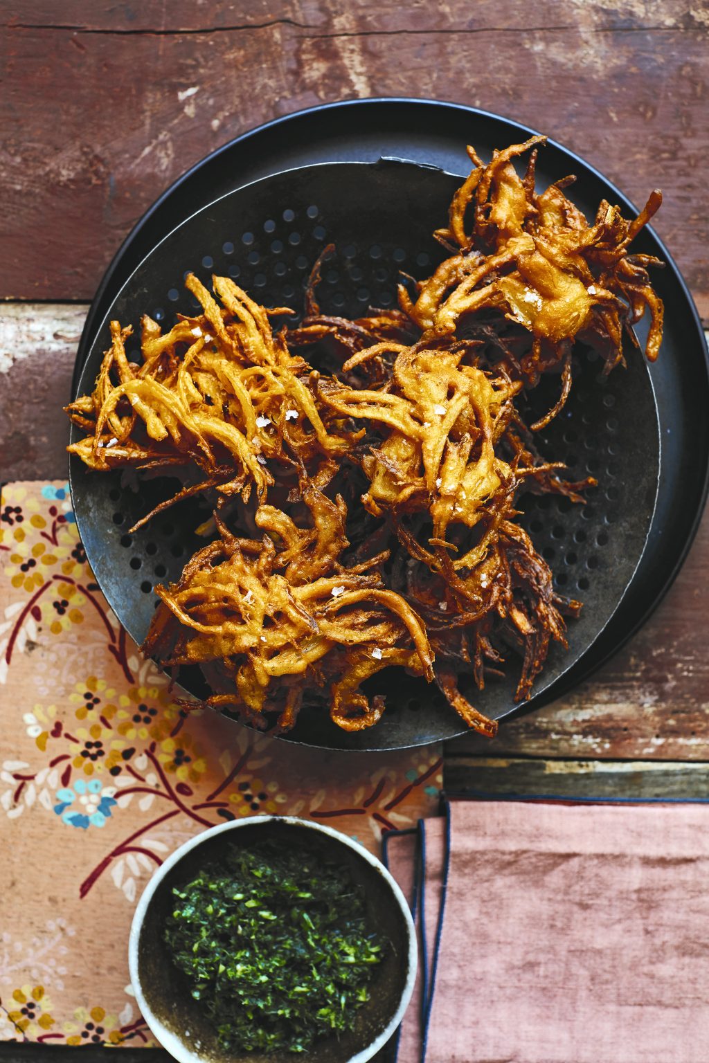 pyaz ke pakora (uienbeignets) van Asma Khan | delicious.magazine