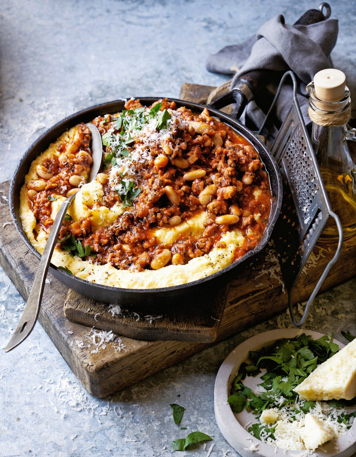 saucijzenragù met witte bonen en pancetta | delicious.magazine