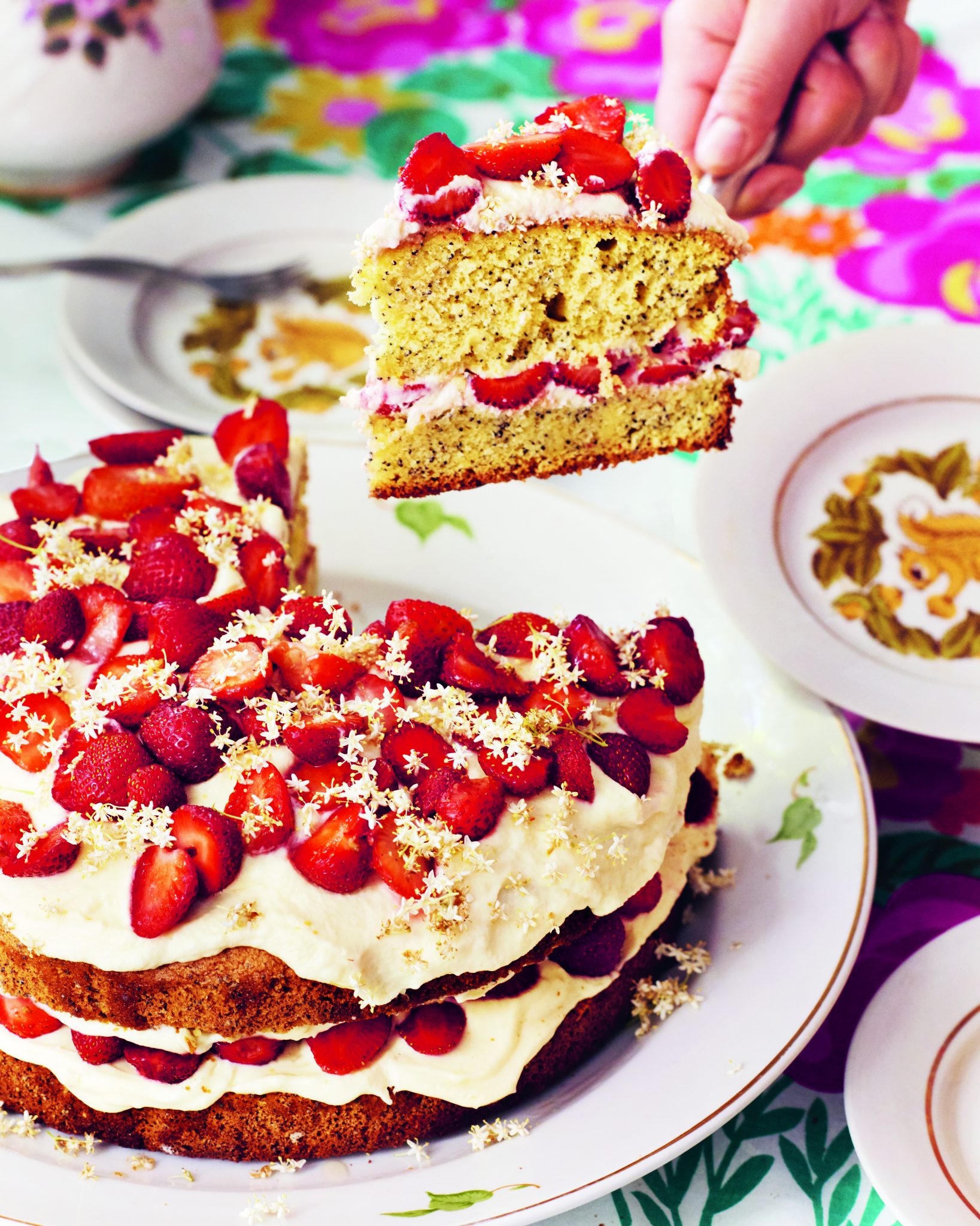 maanzaadcake met vlierbloesem en aardbeien van Olia Hercules ...