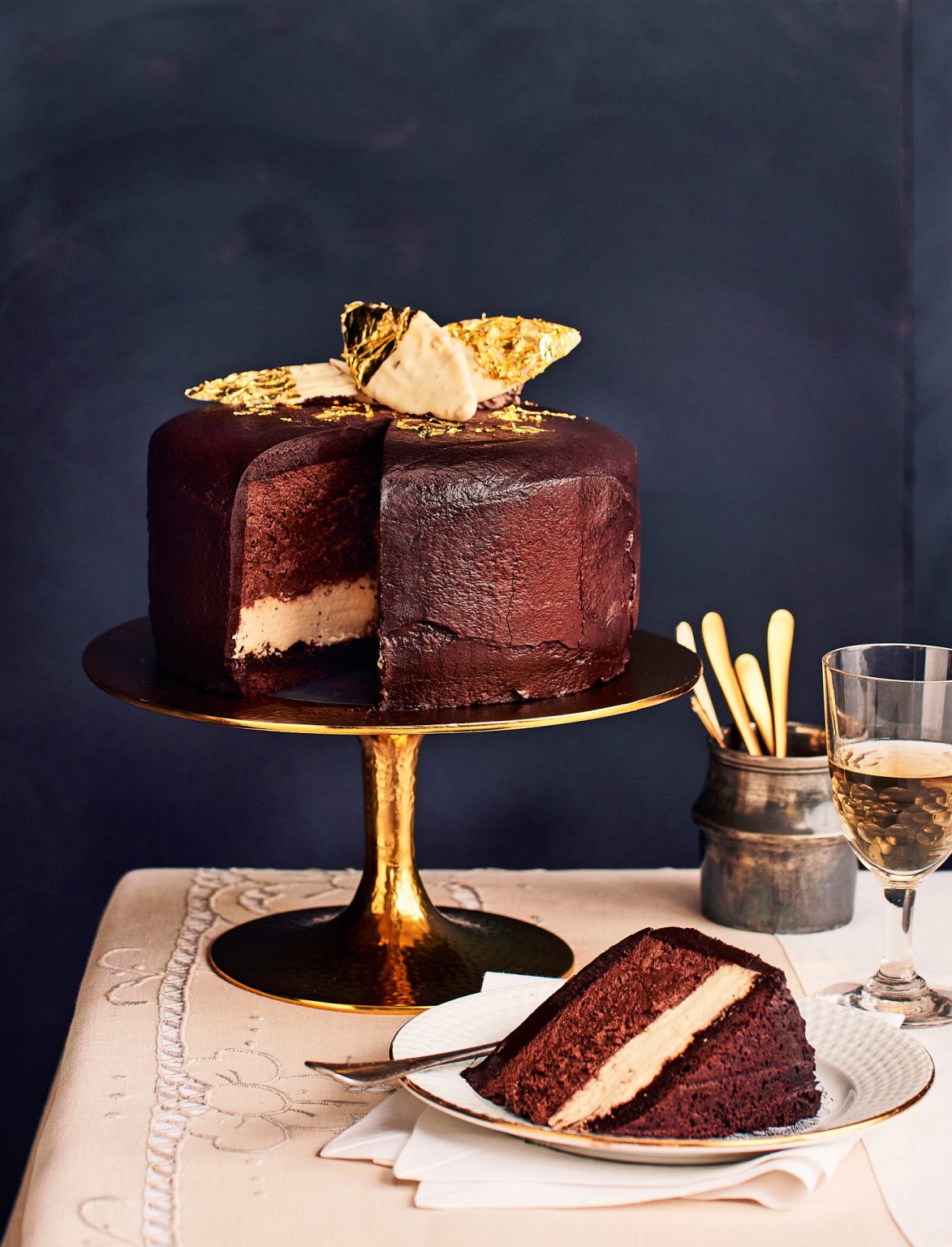 chocoladetaart - délice - met bladgoud | delicious.magazine