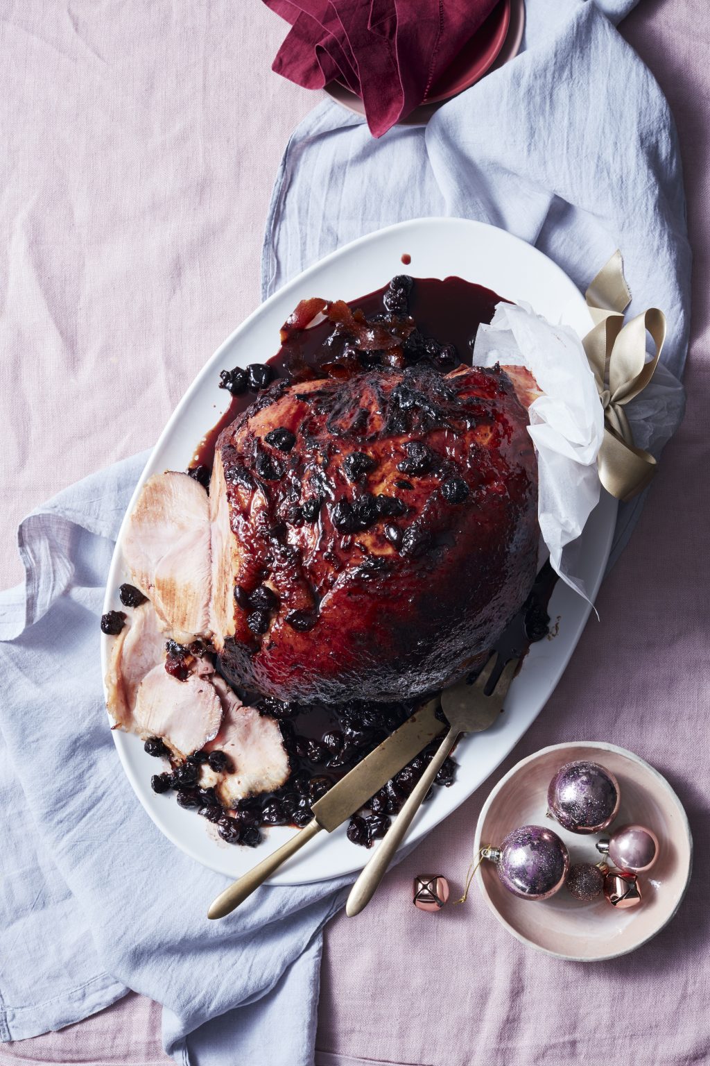 gebraden ham met rum-kersenglazuur | delicious.magazine