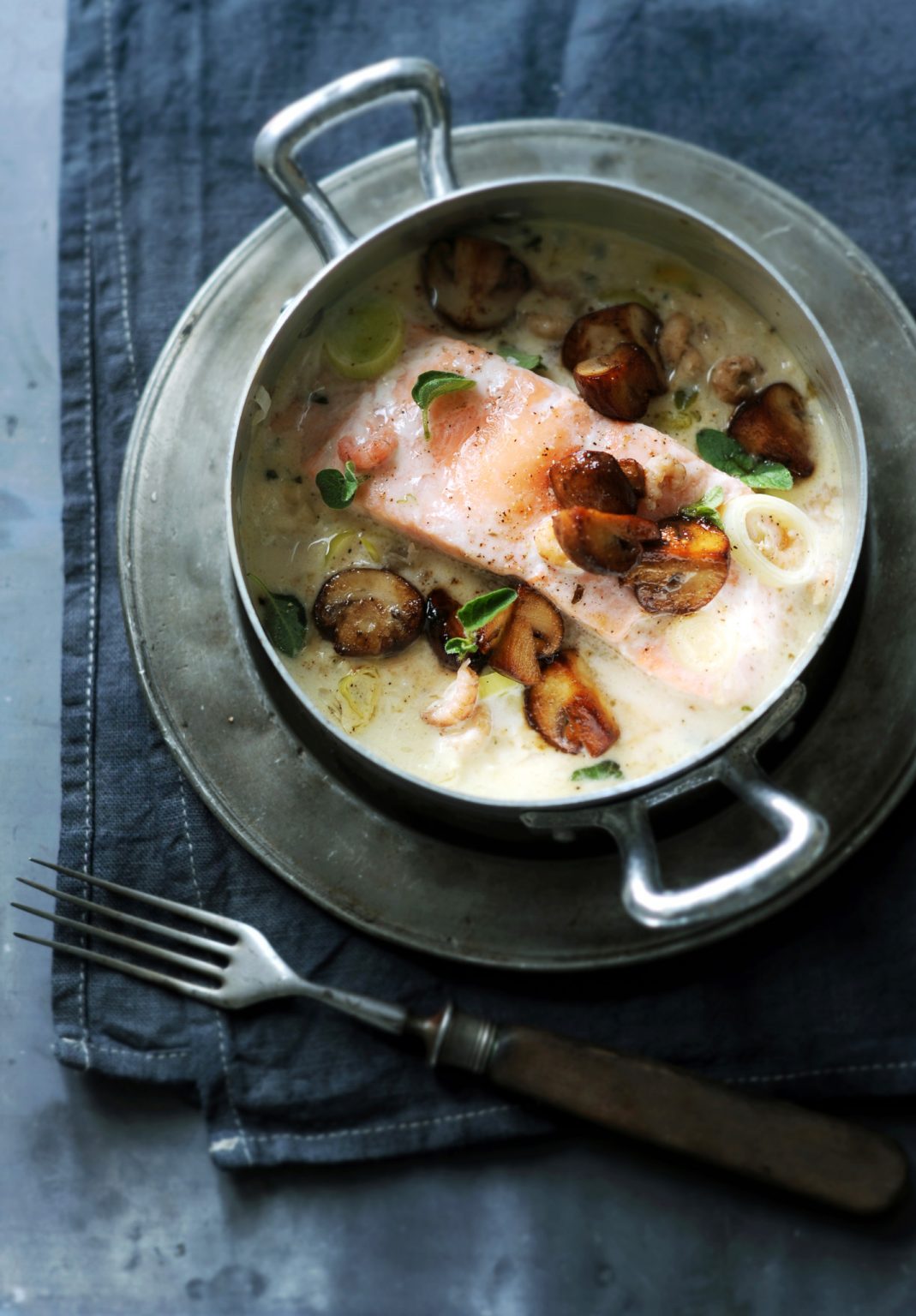 stoofpotje van zalm, garnalen en paddenstoelen | delicious.magazine