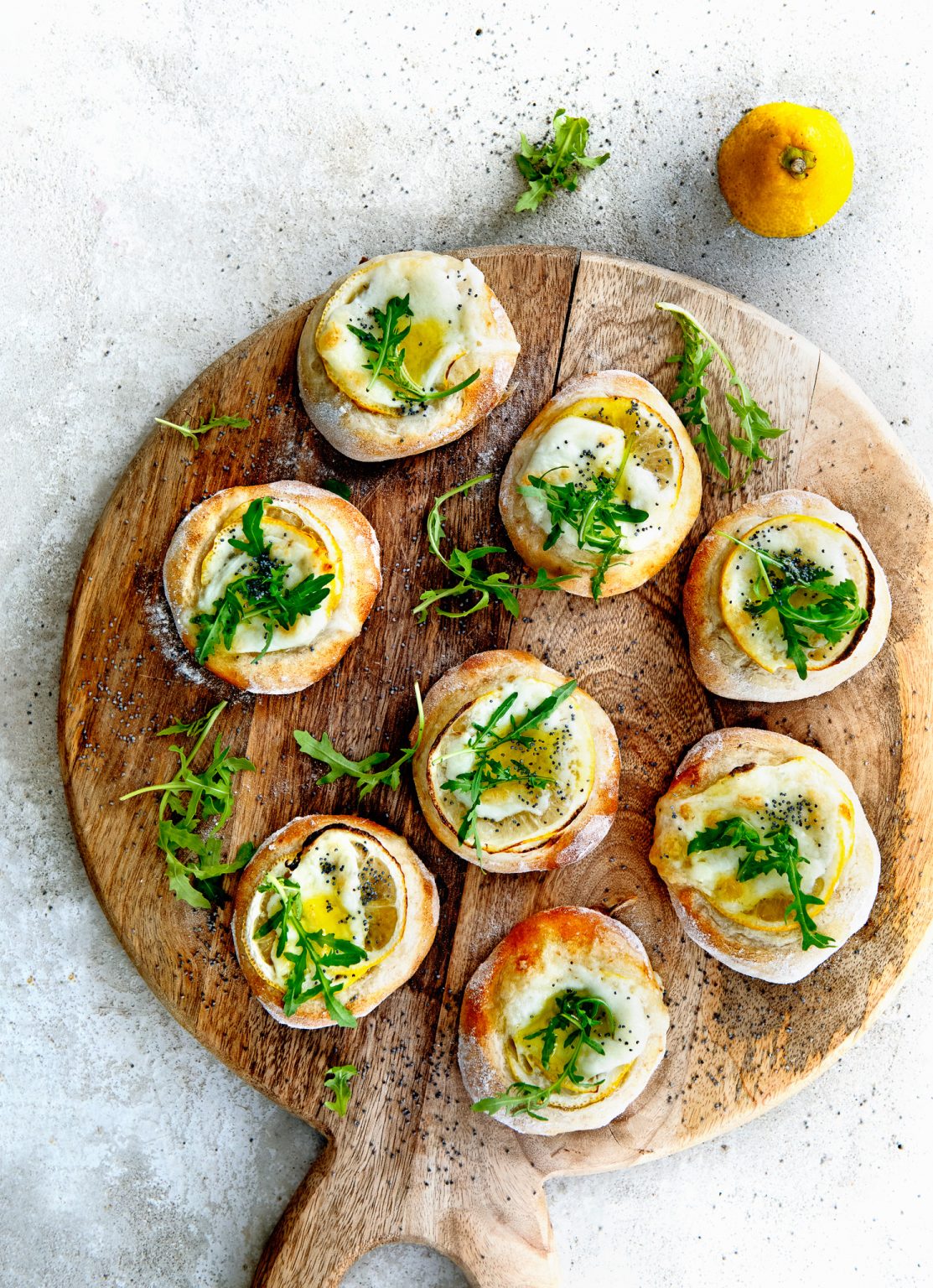 pizzettes met citroen en buffelmozzarella | delicious.magazine