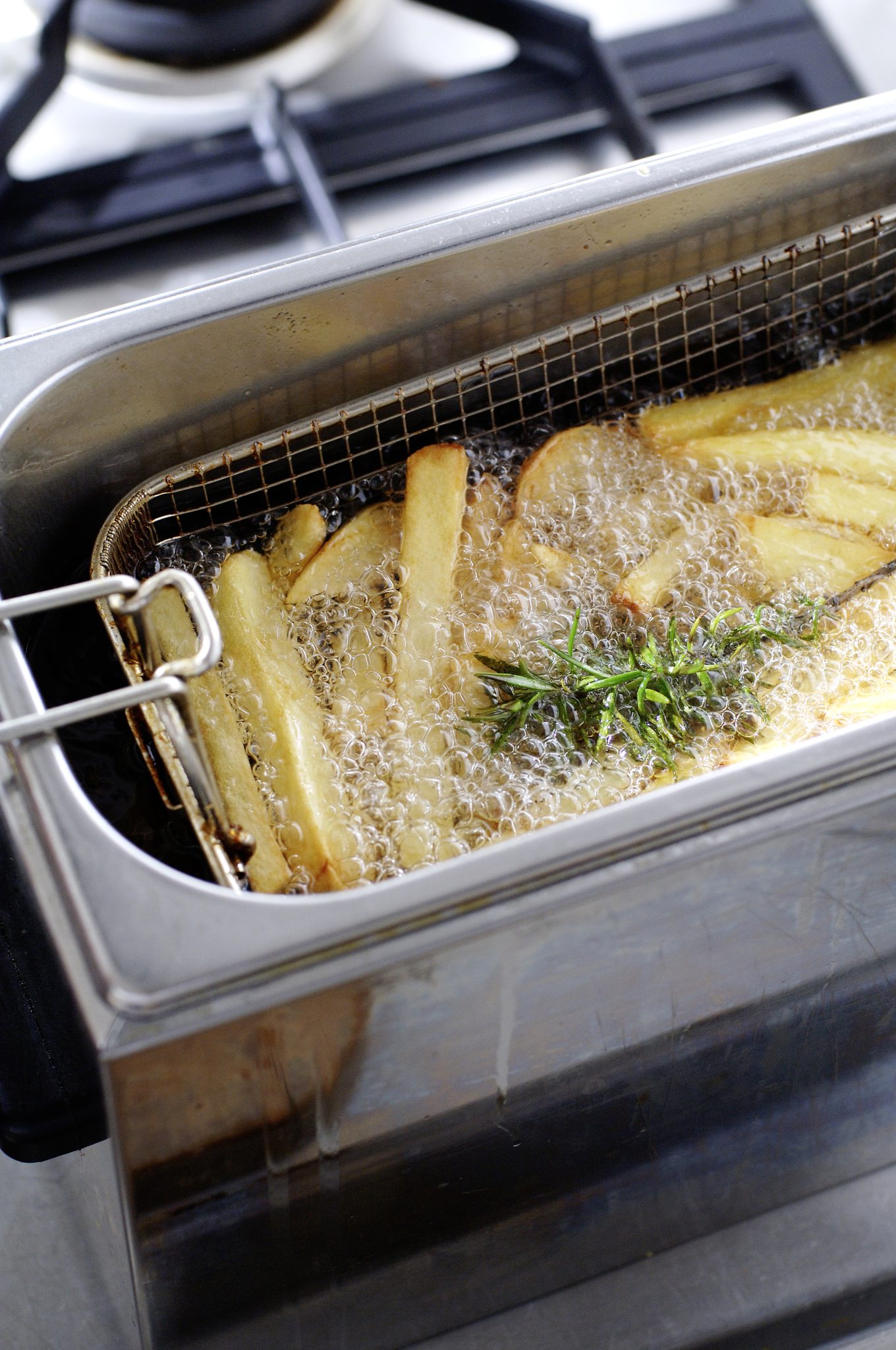 perfect frituren in een pan: zo doe je dat! | delicious.magazine