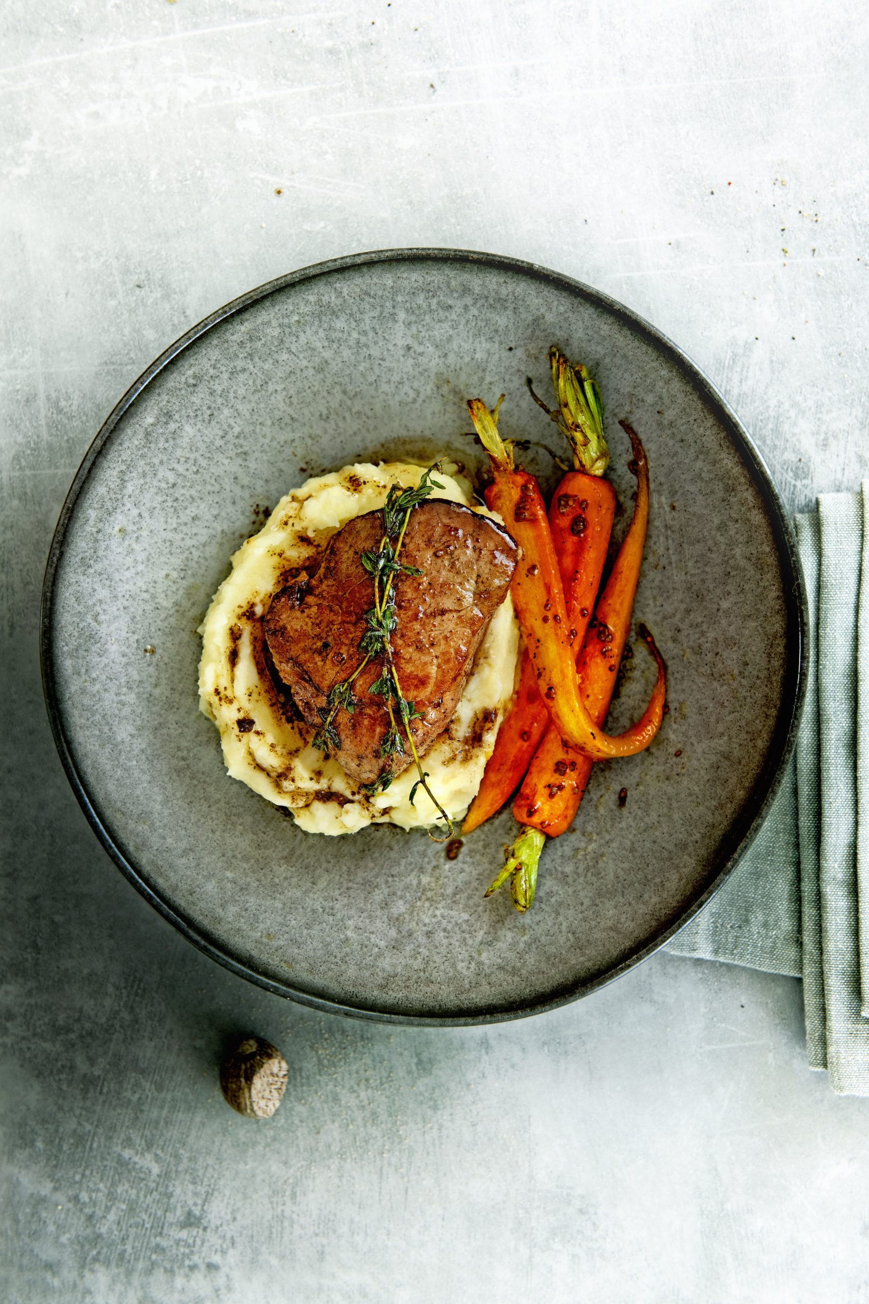 biefstuk met jus & honing- mosterdworteltjes | delicious.magazine