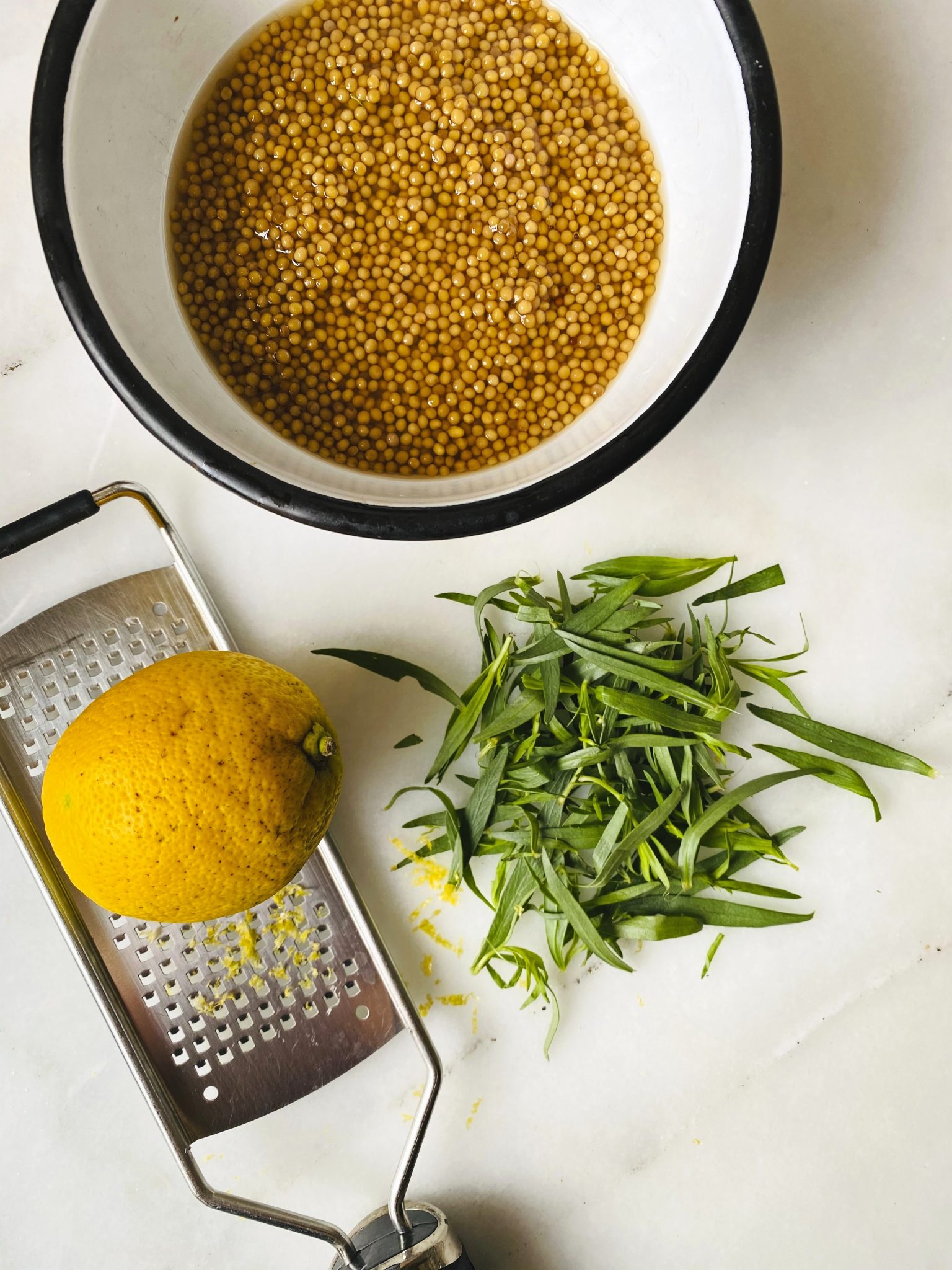 zelf mosterd maken: zo doe je dat stap voor stap | delicious.magazine