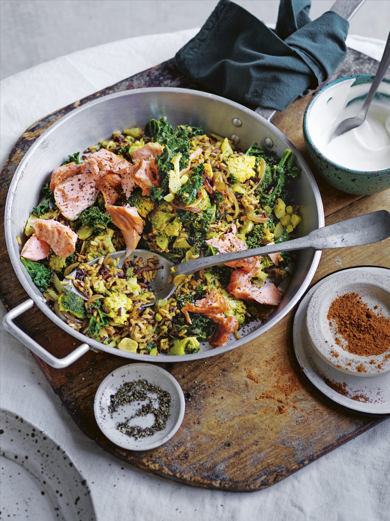 eenpansgerecht: rijst met groenten, gerookte forel & yoghurt ...