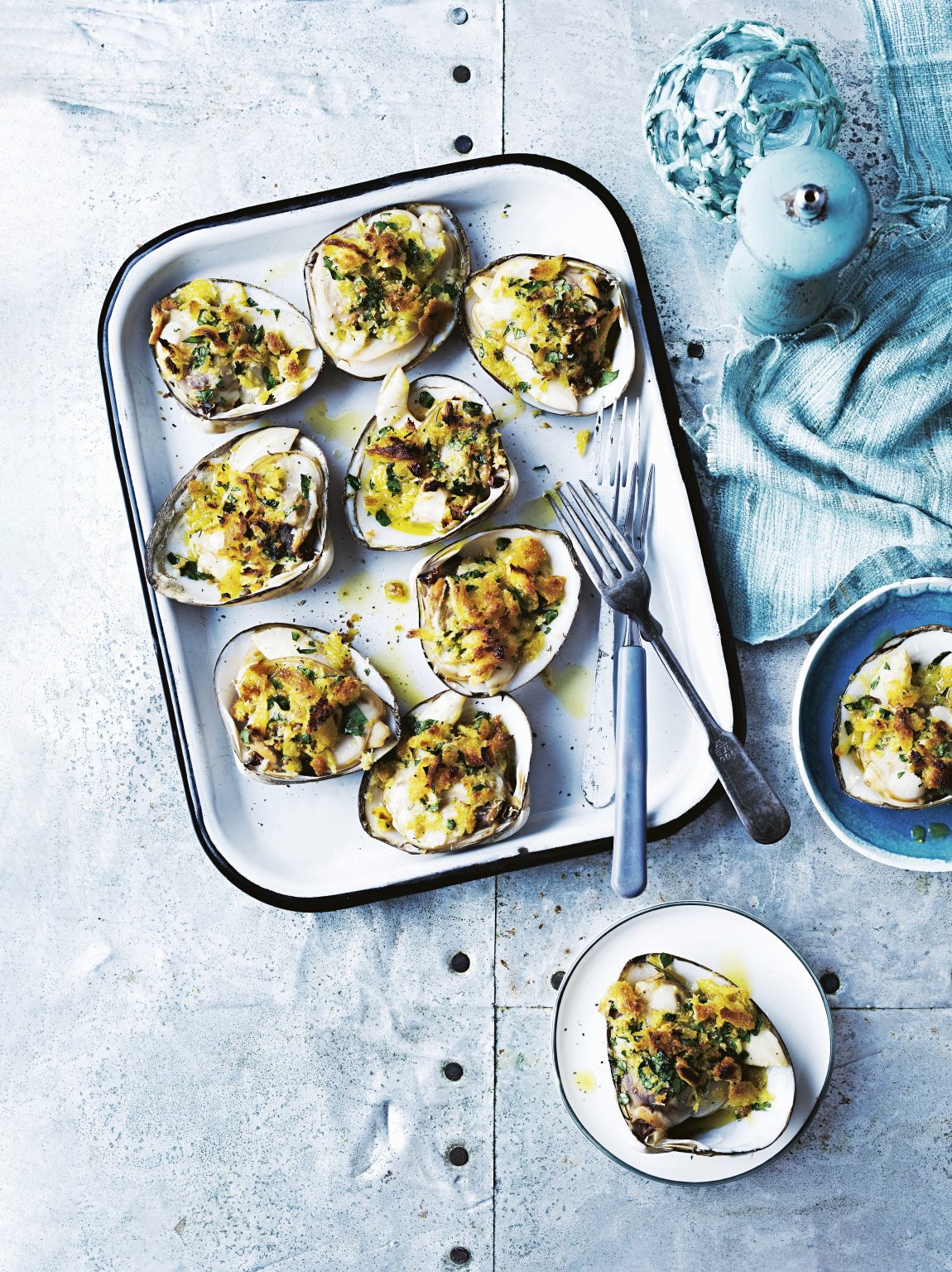 schelpen met knoflook-briochekruim | delicious.magazine