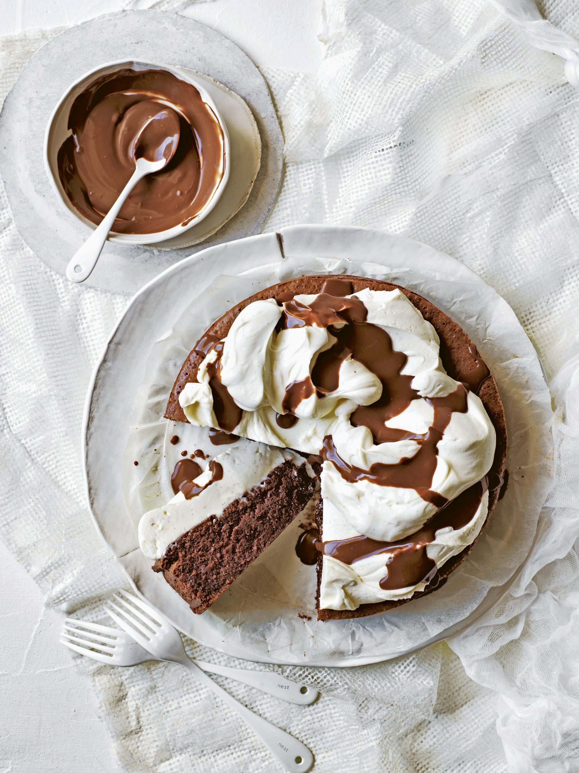Italiaanse chocoladetaart met ricotta en amaretto chocoladesaus