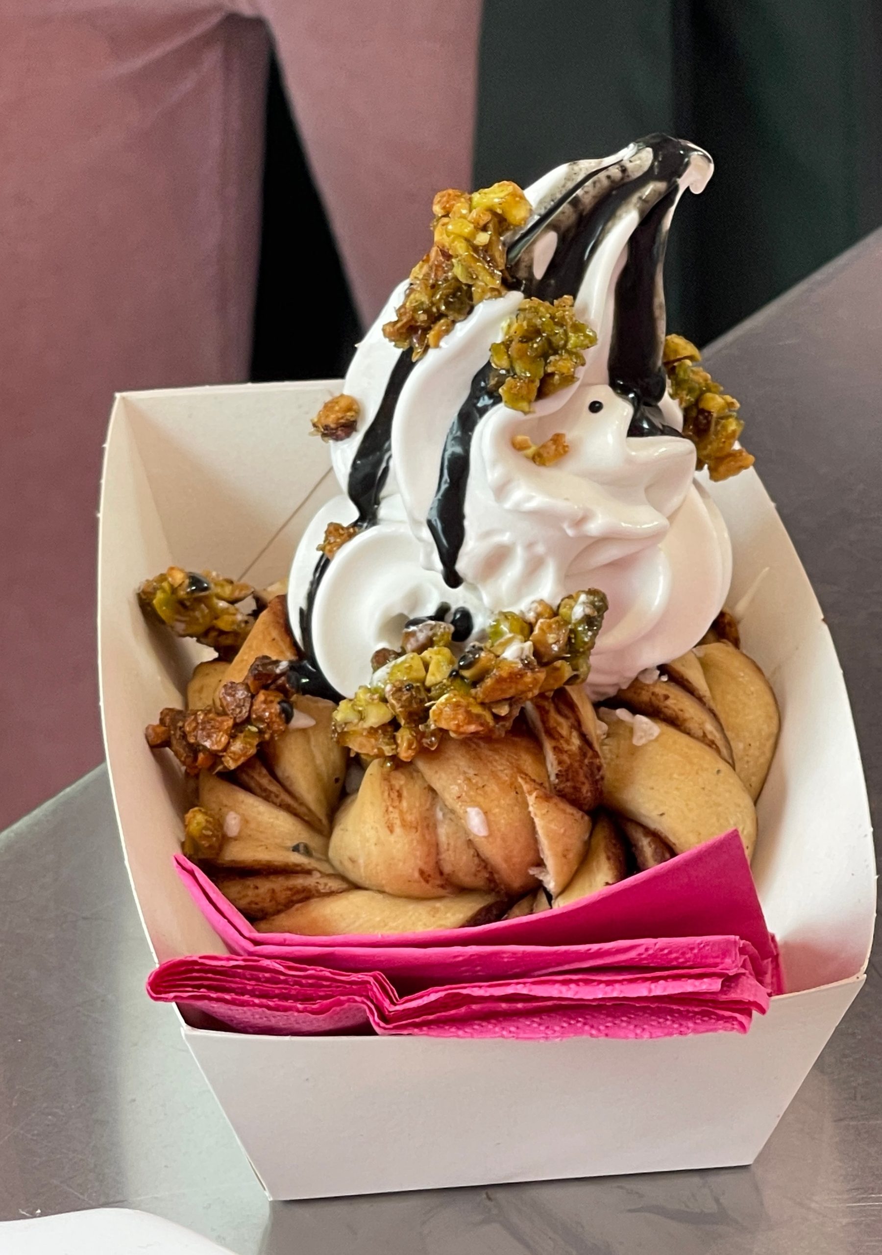 Softijs met culinaire toppings: zwarte sesam tot gepofte saffraanrijst