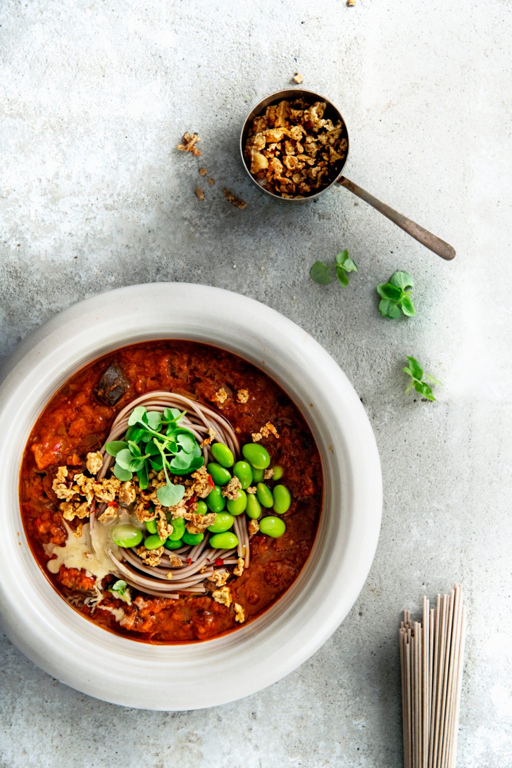 auberginesoep met noedels en krokante tofoe | delicious.magazine