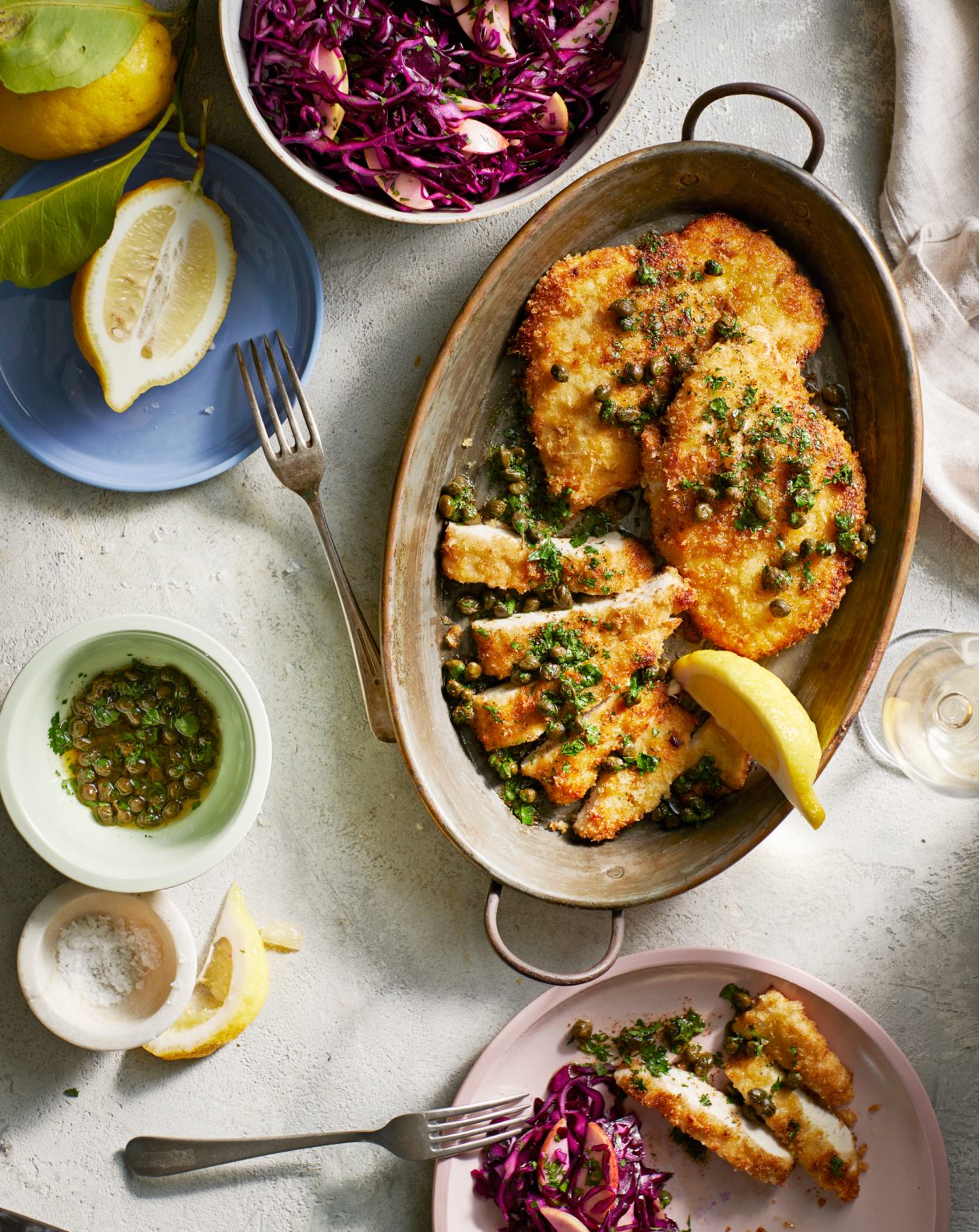 kipschnitzel met kappertjes-peterseliesaus | delicious.magazine