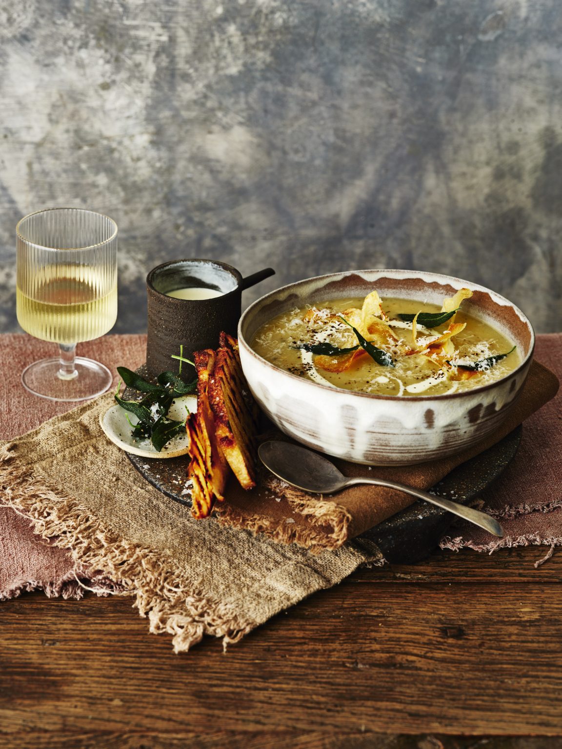 pittige aardappelsoep met prei en salie | delicious.magazine