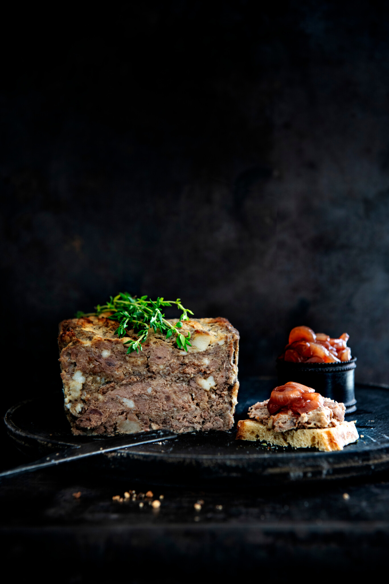 wildpaté met toast en uienrelish | delicious.magazine