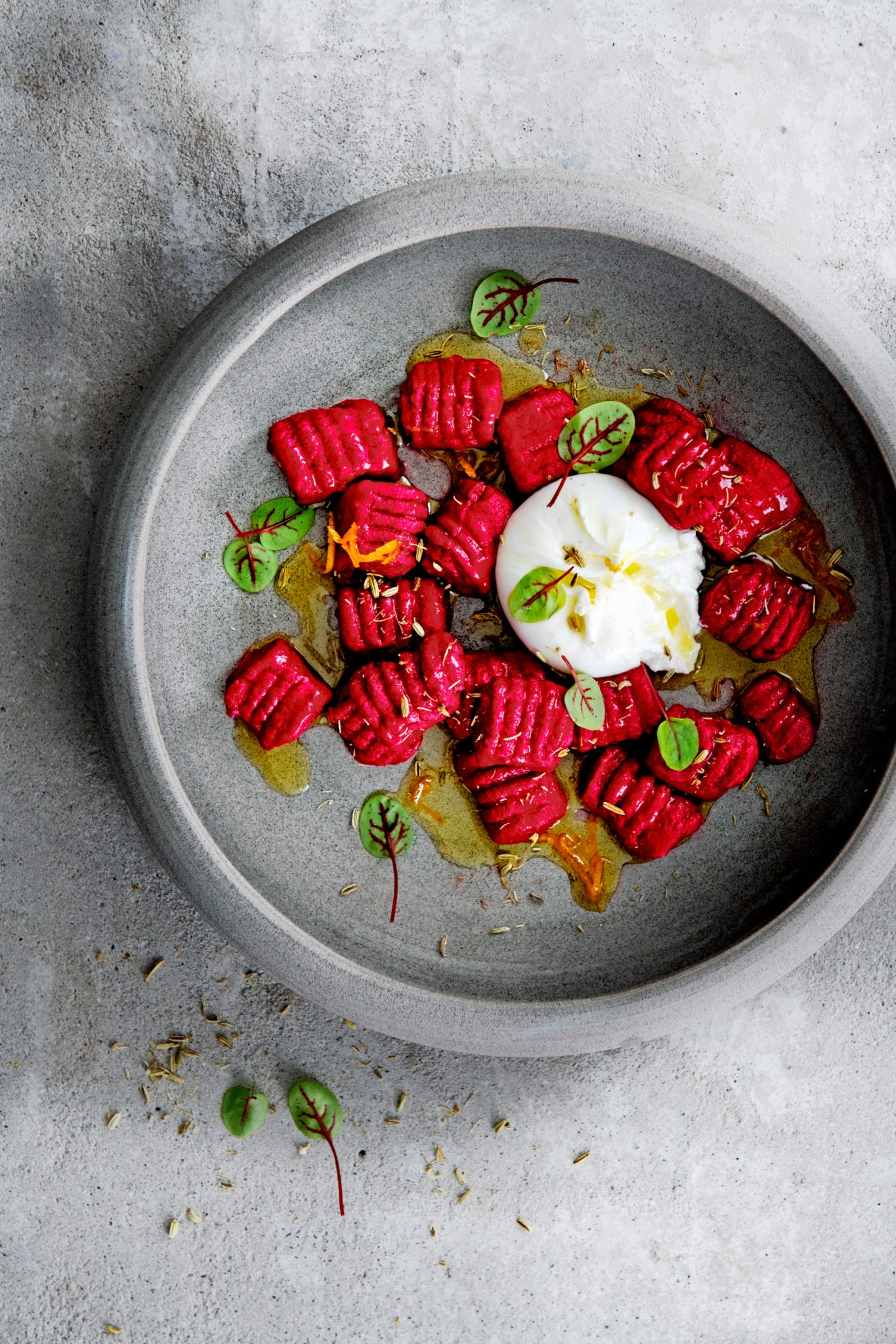bietengnocchi met burrata en sinaasappelolie | delicious.magazine