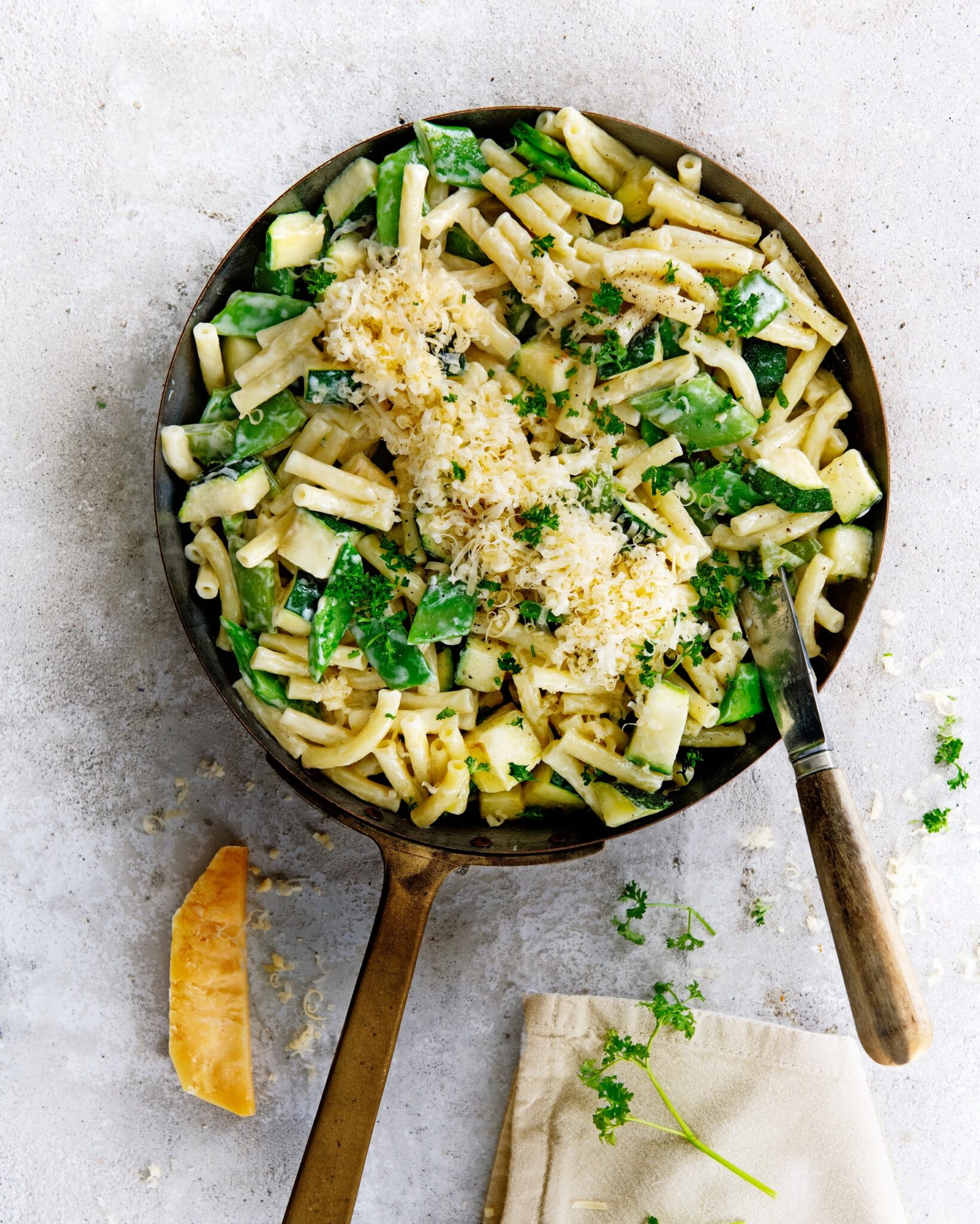 pasta met courgette en snijbonen in kaassaus | delicious.magazine