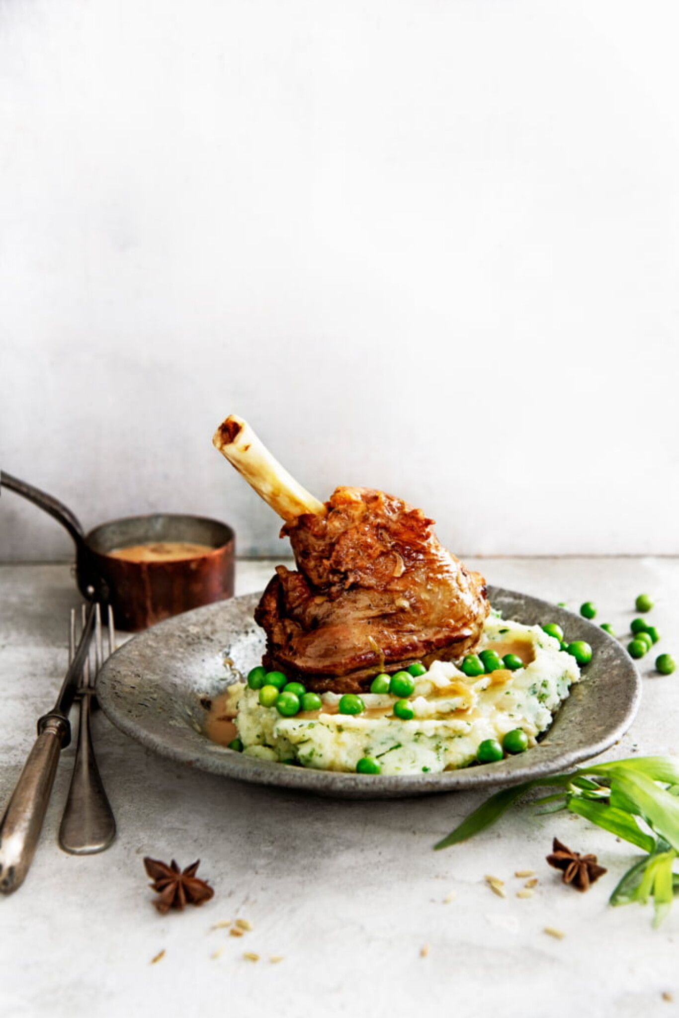 gestoofde lamsschenkel met steranijs, dragon & puree | delicious.magazine