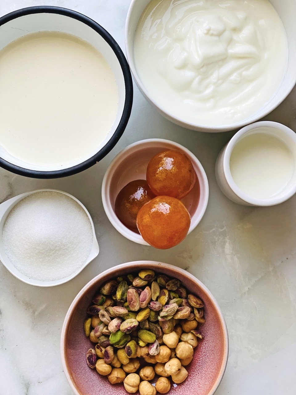 stap voor stap yoghurt-semifreddo met praliné | delicious.magazine