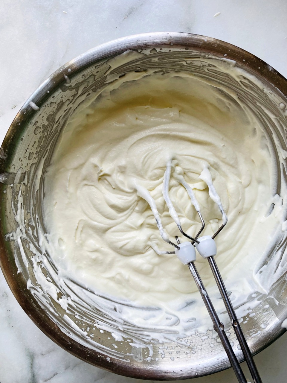 stap voor stap yoghurt-semifreddo met praliné | delicious.magazine
