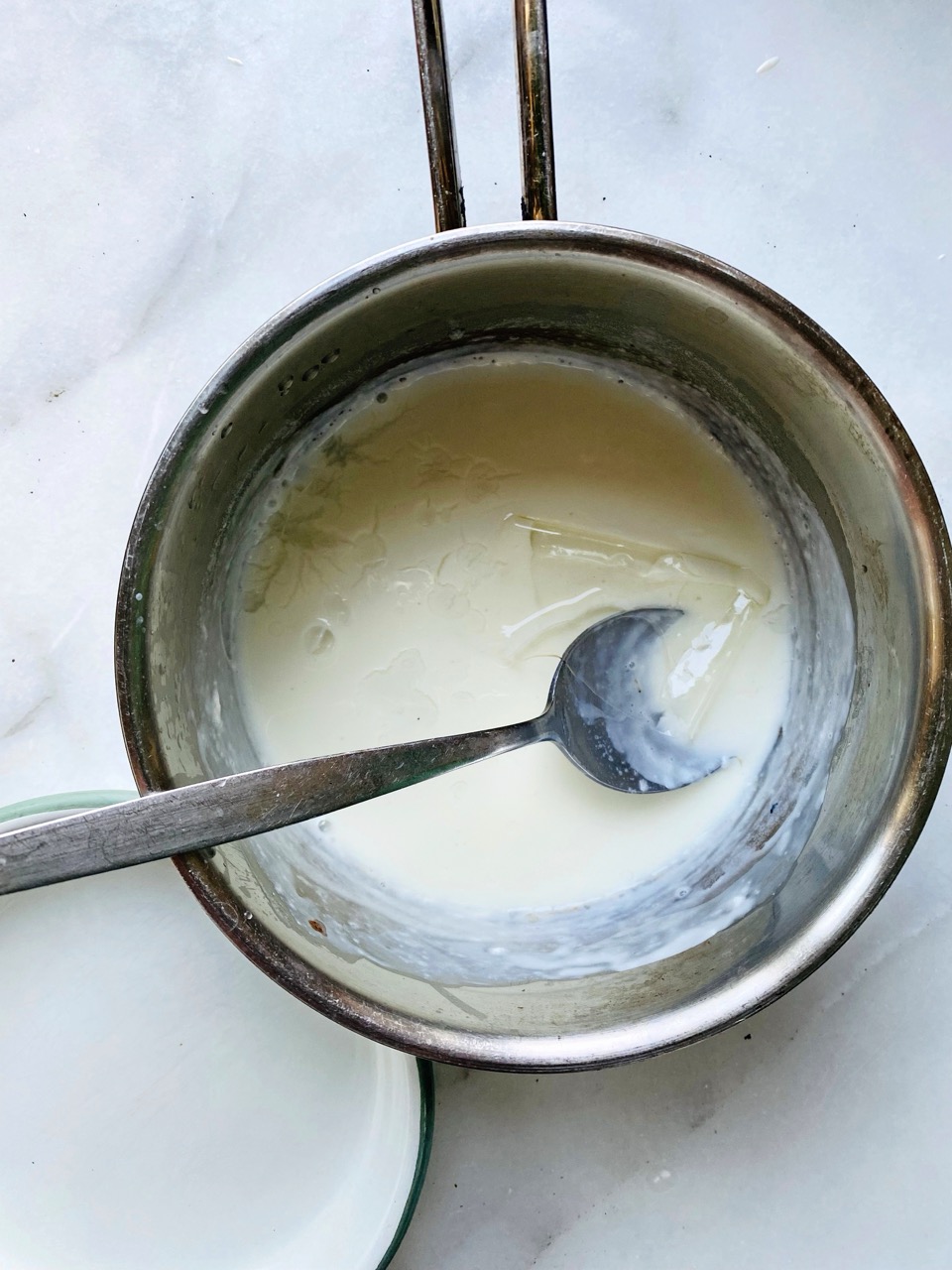 stap voor stap yoghurt-semifreddo met praliné | delicious.magazine