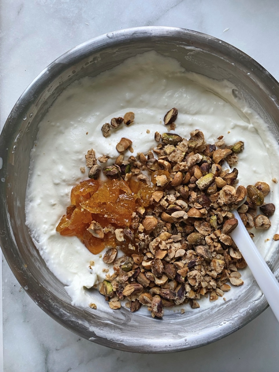 stap voor stap yoghurt-semifreddo met praliné | delicious.magazine