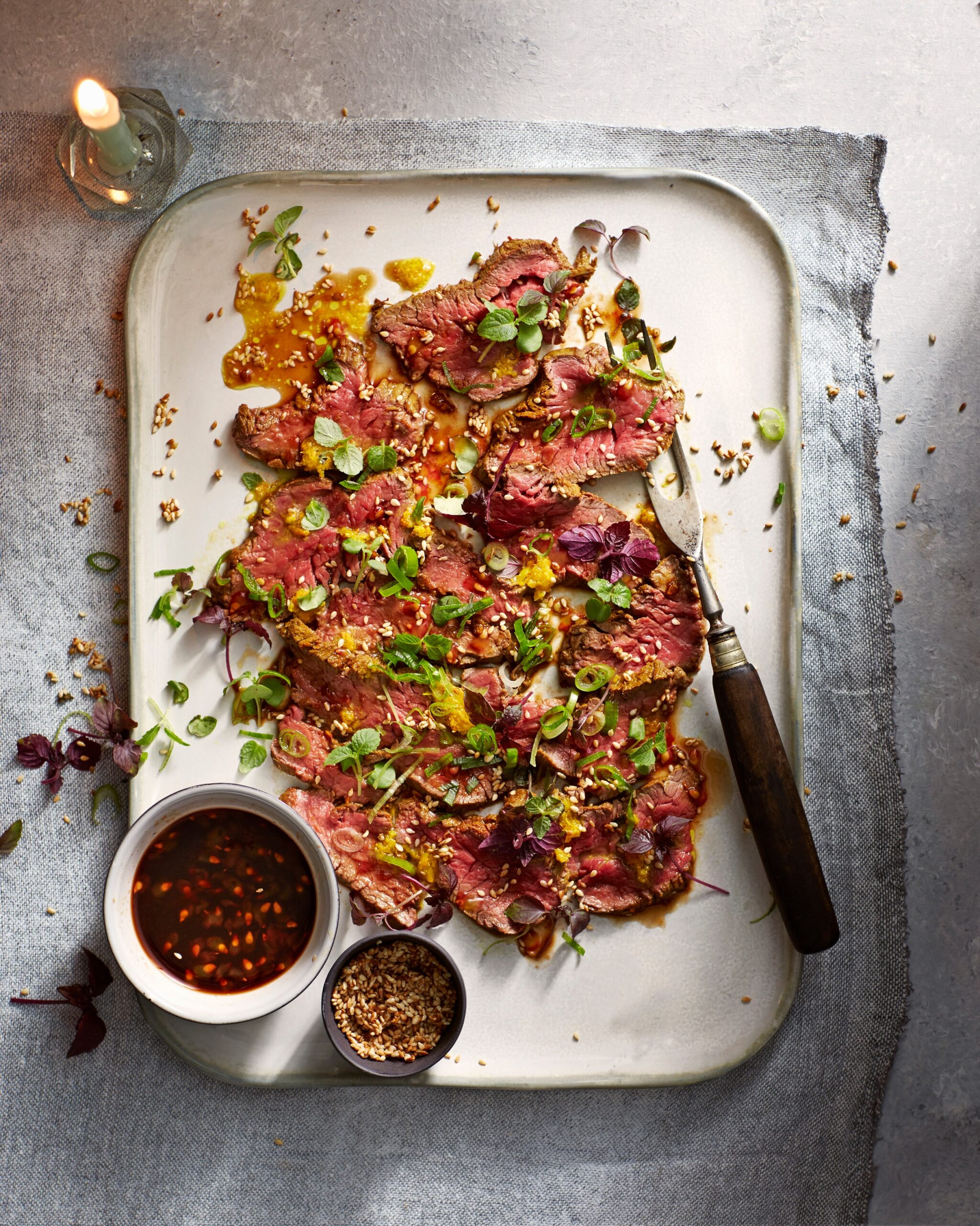 beef tataki met gember-tomaatmarinade, sesam en shiso | delicious.magazine