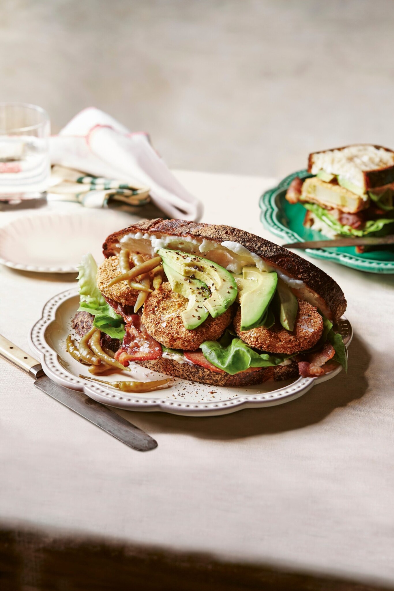 BLT met groene tomaat & falafelkruiden | delicious.magazine