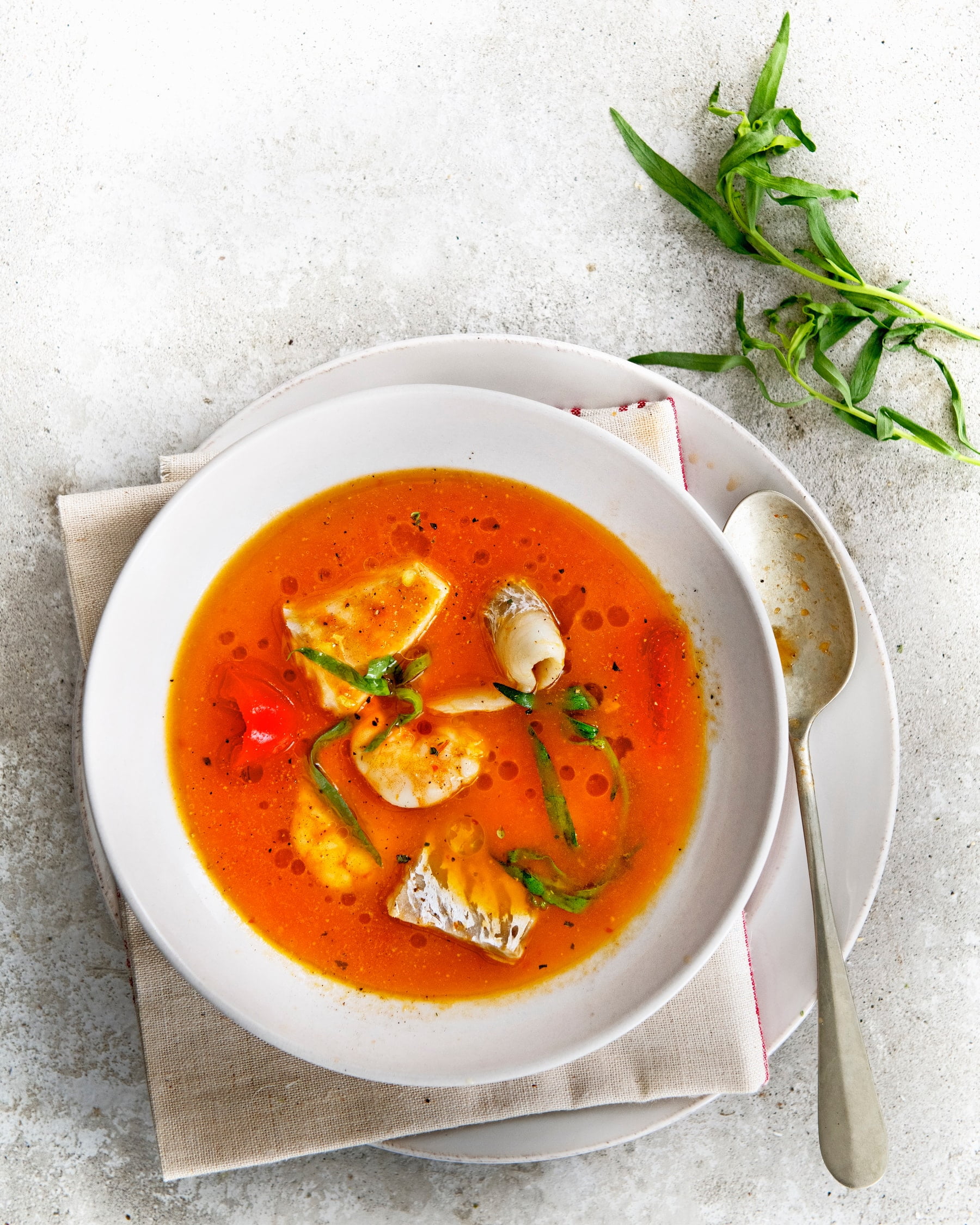 pikante vissoep met gember en dragon | delicious.magazine