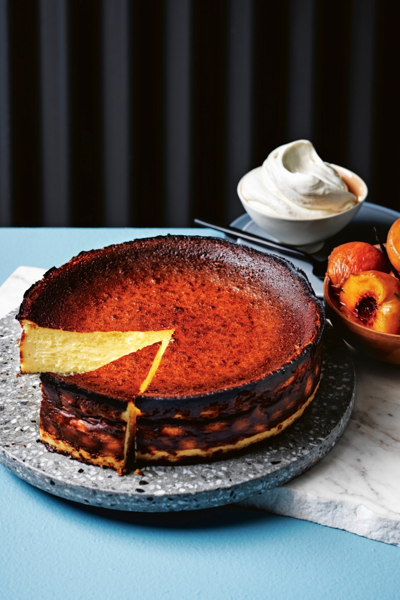 Baskische geitenkaas-cheesecake met gestoofde perzik | delicious.magazine