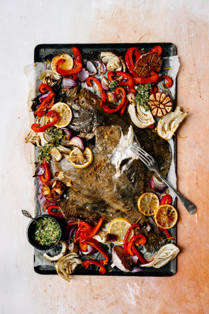 tarbot uit de oven met geroosterde groenten en dragonpesto | delicious ...